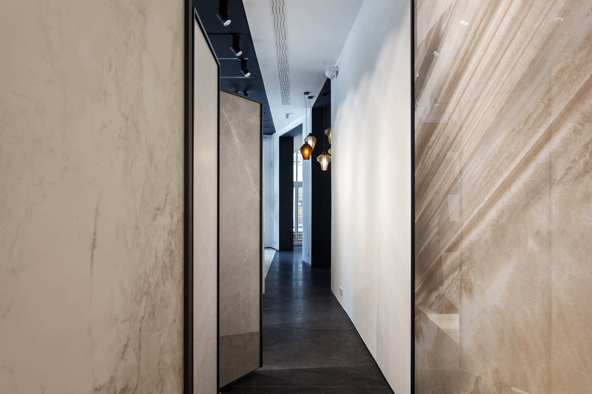 Gallery of pointONE showroom / Suto Interior Architects - 3