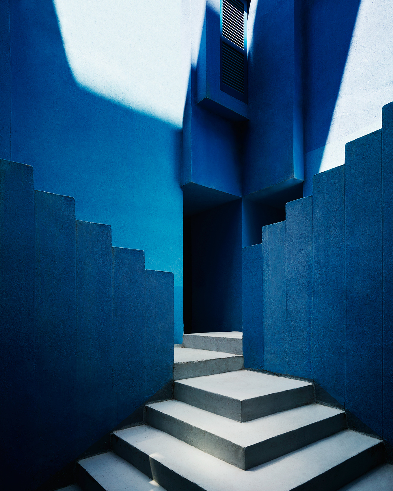 Gallery of Ricardo Bofill's Red Wall Through The Lens of Gregori Civera - 5