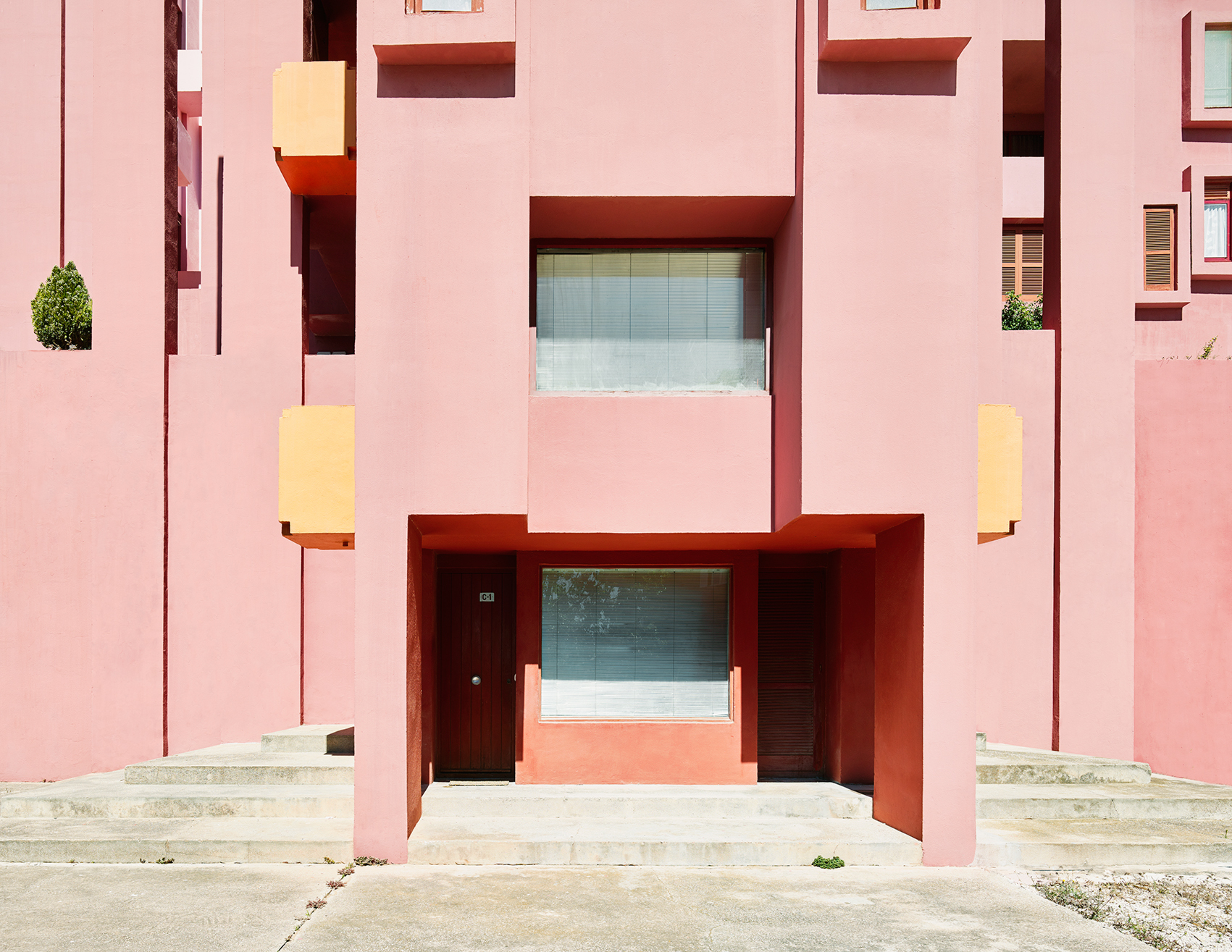Gallery of Ricardo Bofill's Red Wall Through The Lens of Gregori Civera ...