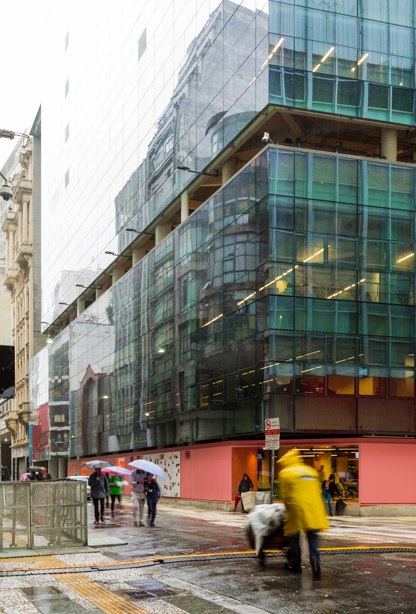 Galeria de Sesc 24 de Maio de Paulo Mendes da Rocha e MMBB é inaugurado ...