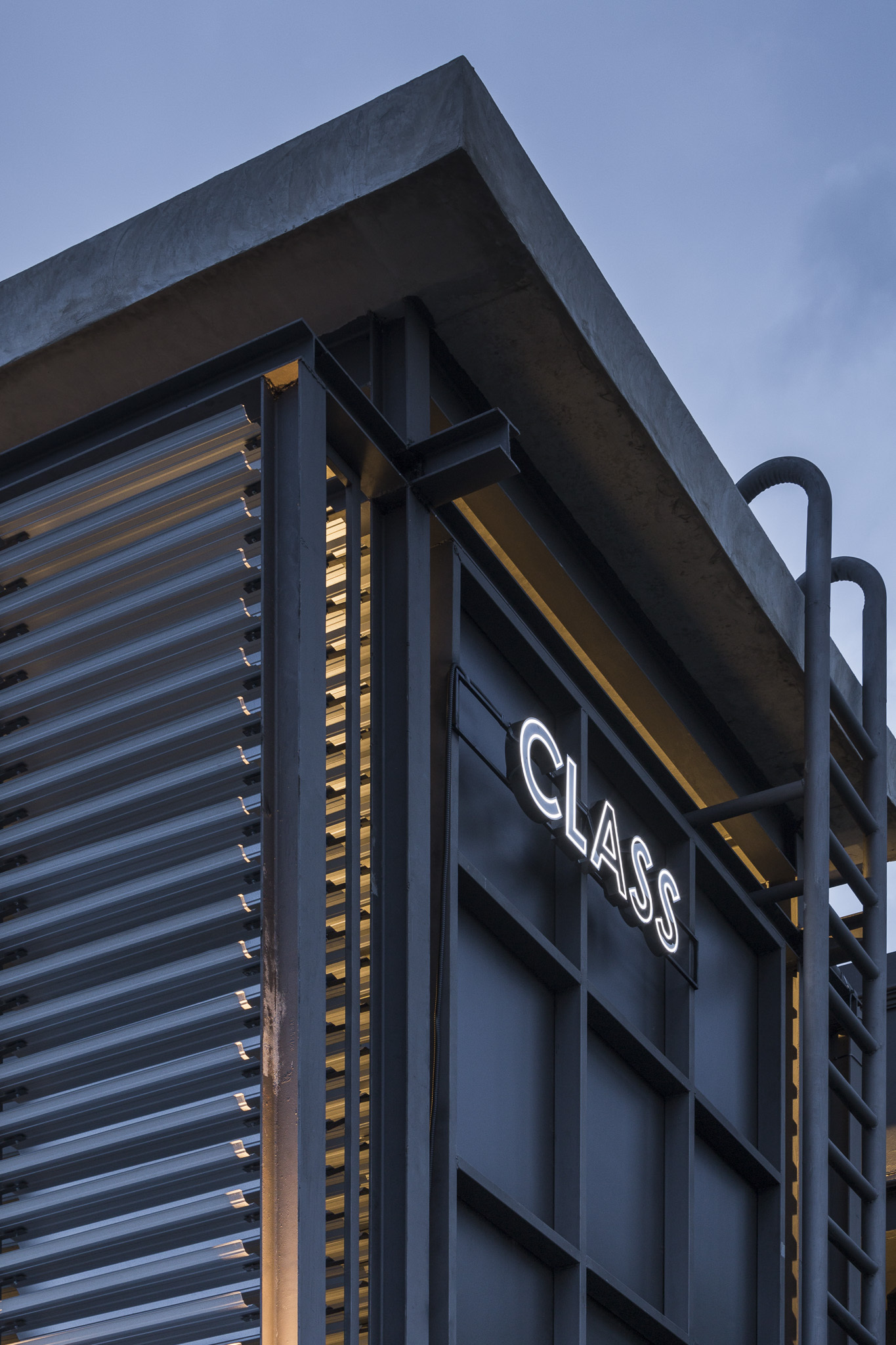 Galeria de CLASS Café Buriram / Sake Architects - 12