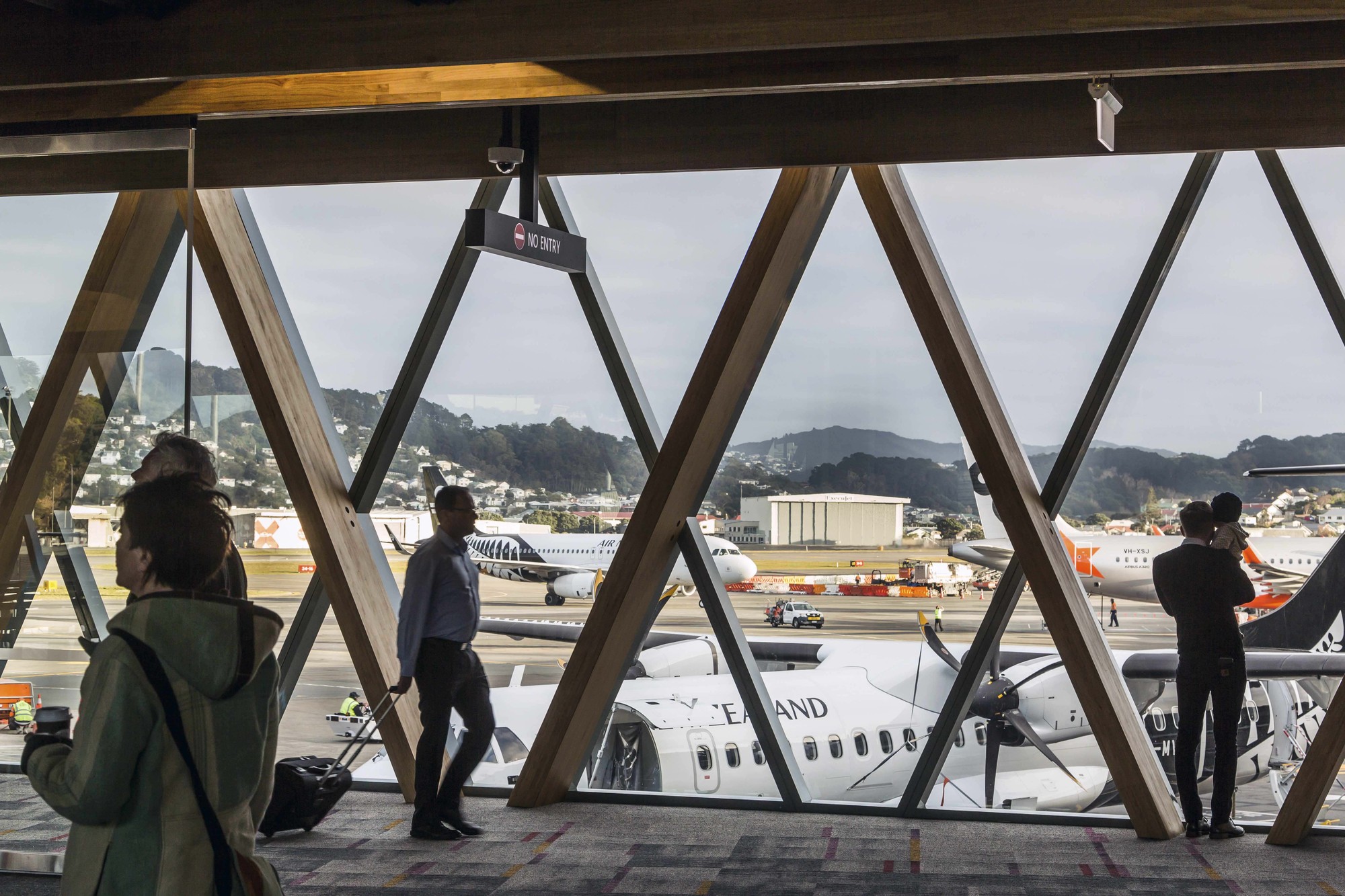 Gallery of This Large Structural Frame is Made From Laminated Wood - 10