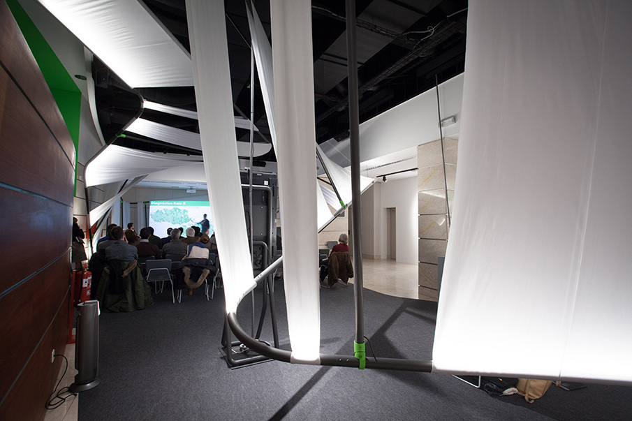 Galeria de Porto Innovation Hub: uma instalação de metal e tecido para ...