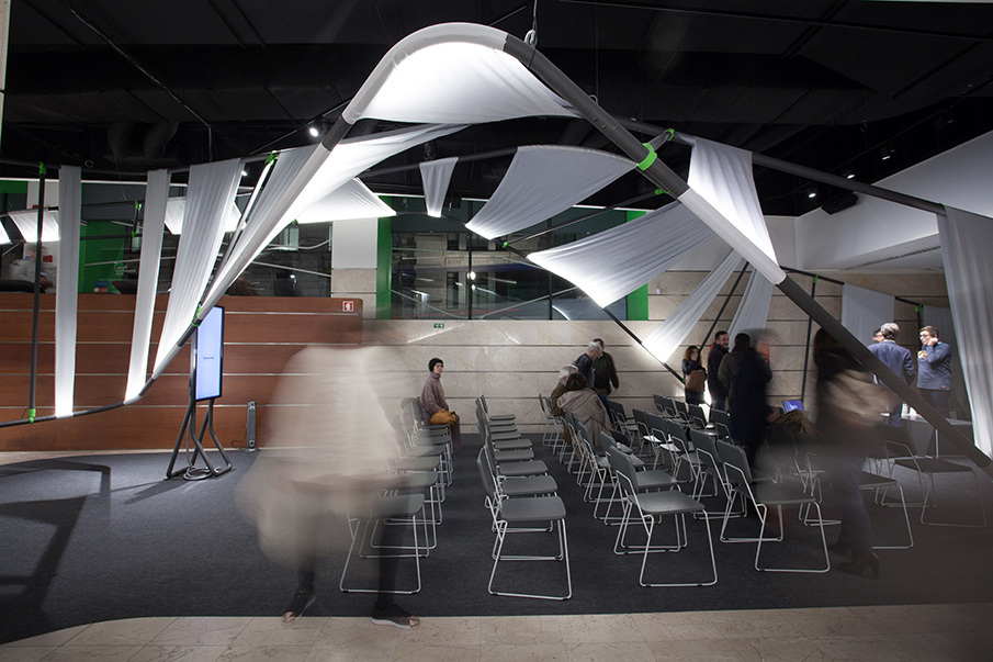Galeria de Porto Innovation Hub: uma instalação de metal e tecido para ...