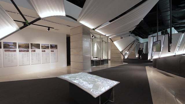 Galeria de Porto Innovation Hub: uma instalação de metal e tecido para ...