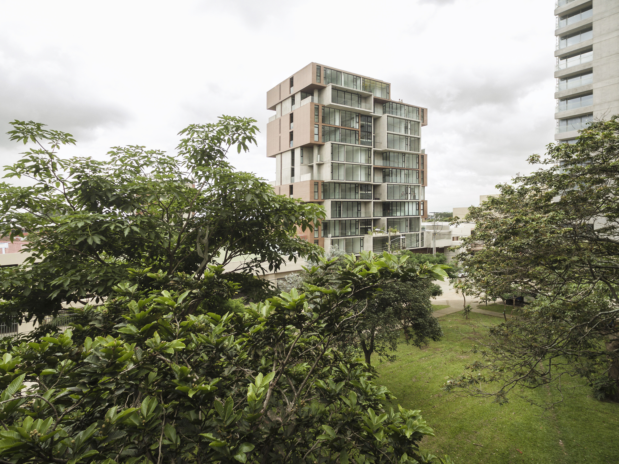 Gallery of ONE Apartment Building / JSARQ - 4