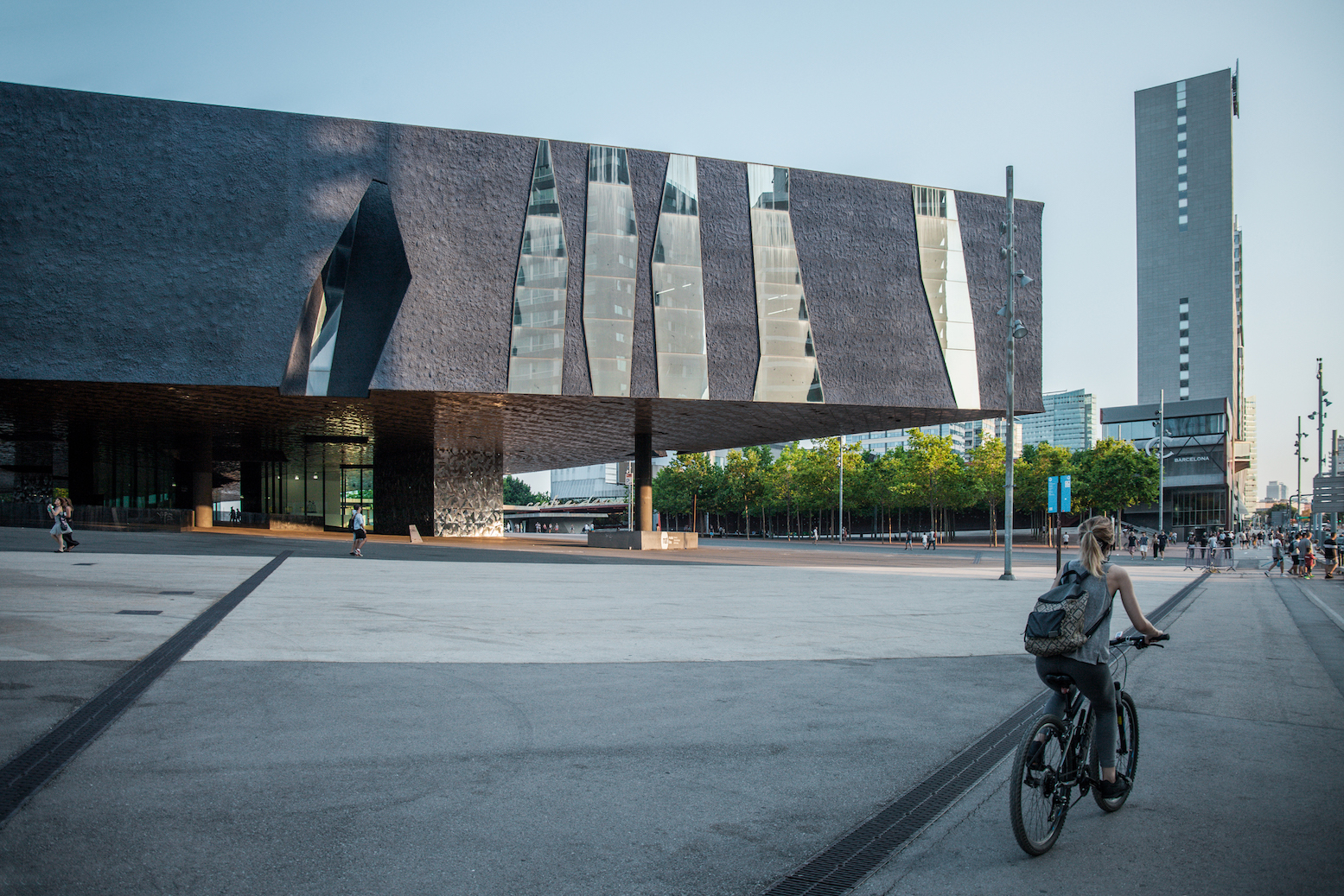 Galeria de Museu Blau de Herzog & de Meuron pela perspectiva de um ...