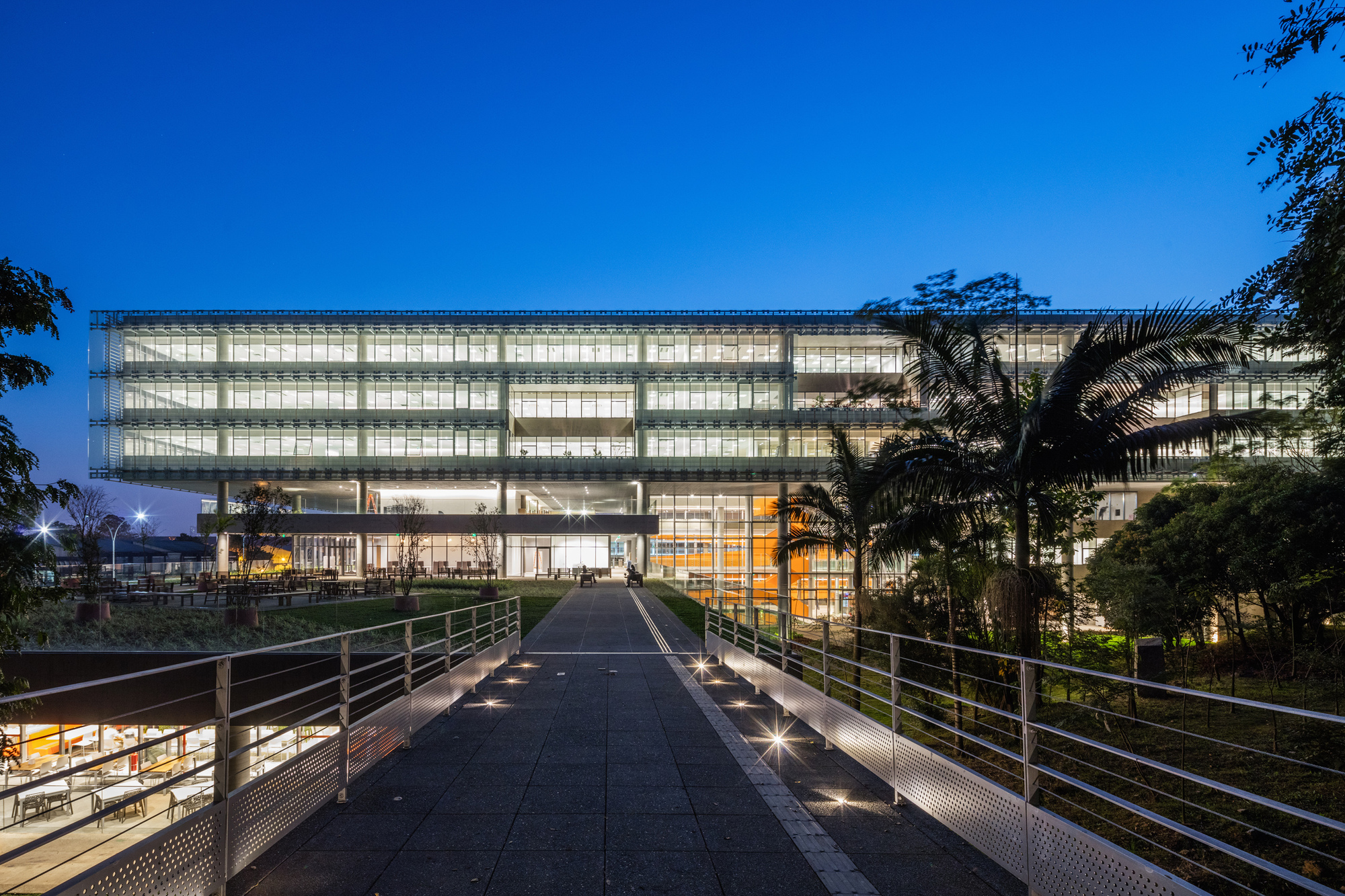 Gallery of NASP Headquarters / Dal Pian Arquitetos - 30