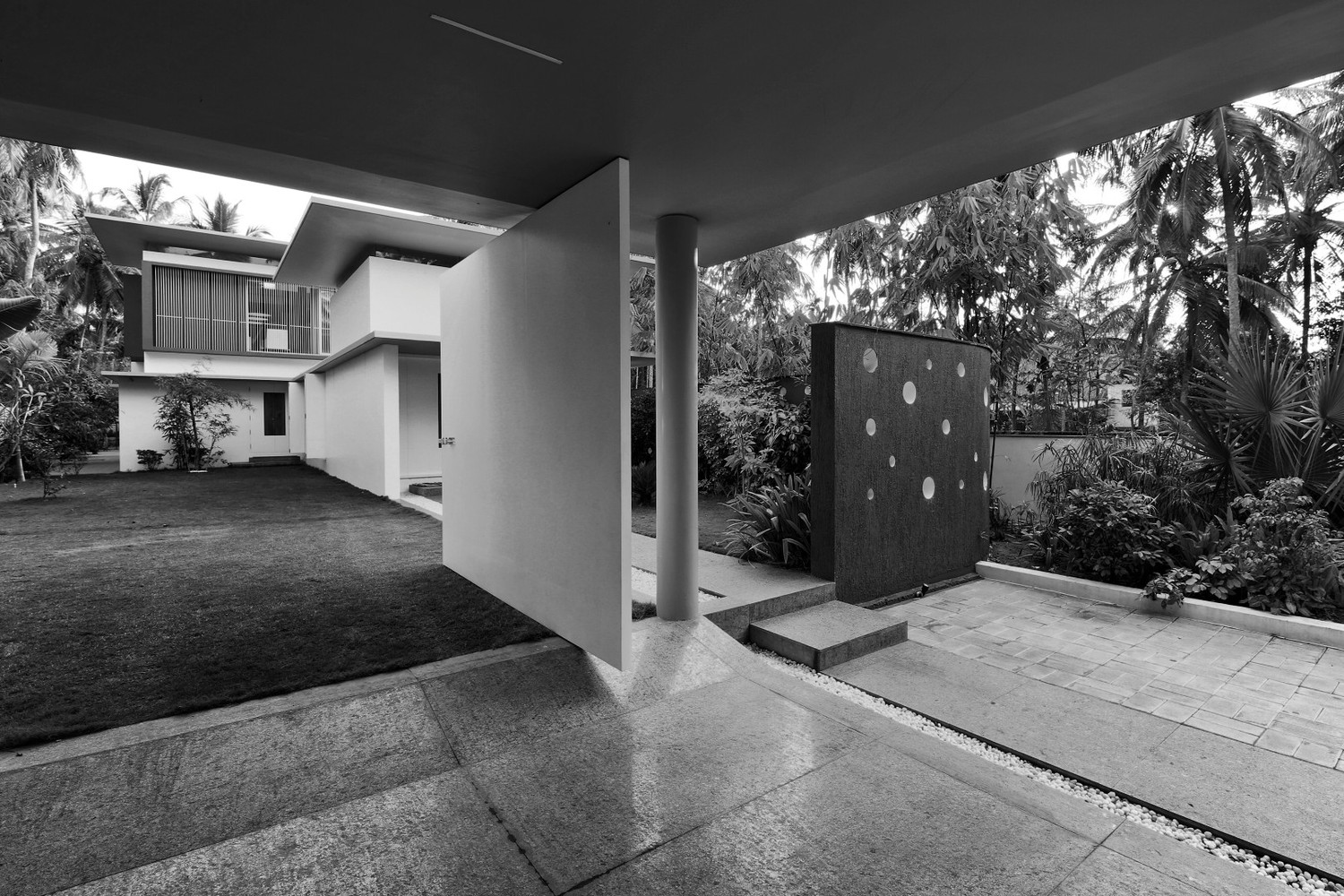 Gallery of The Floating Parasol House / LIJO.RENY.architects - 27