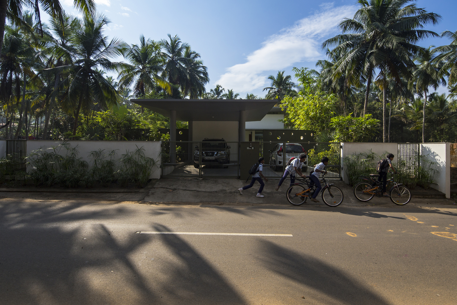 Gallery of The Floating Parasol House / LIJO.RENY.architects - 4