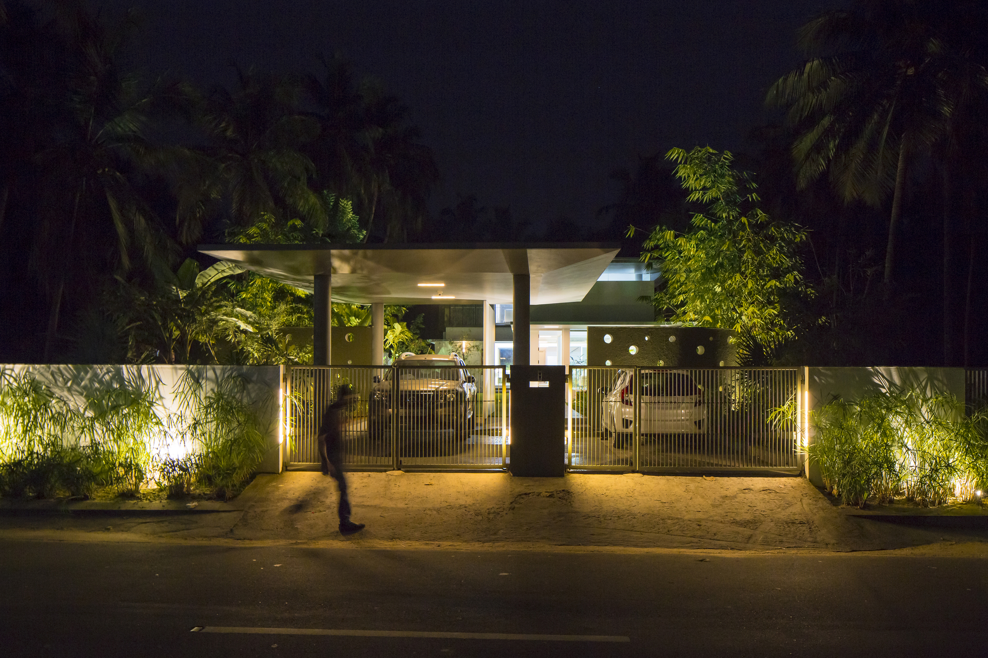 Gallery of The Floating Parasol House / LIJO.RENY.architects - 9
