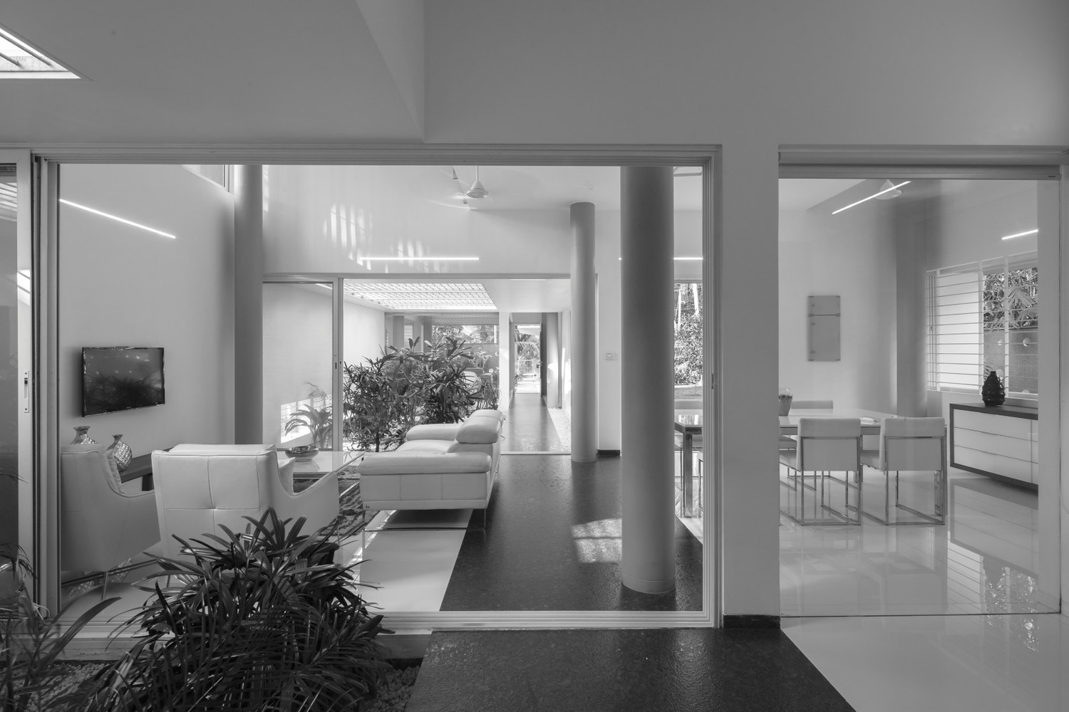 Gallery of The Floating Parasol House / LIJO.RENY.architects - 24