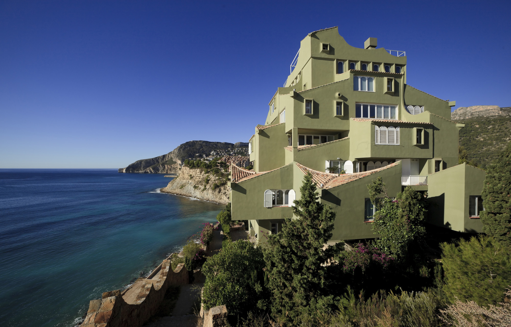 Gallery of 7 Architects Who Weren't Afraid to Use Color - 19