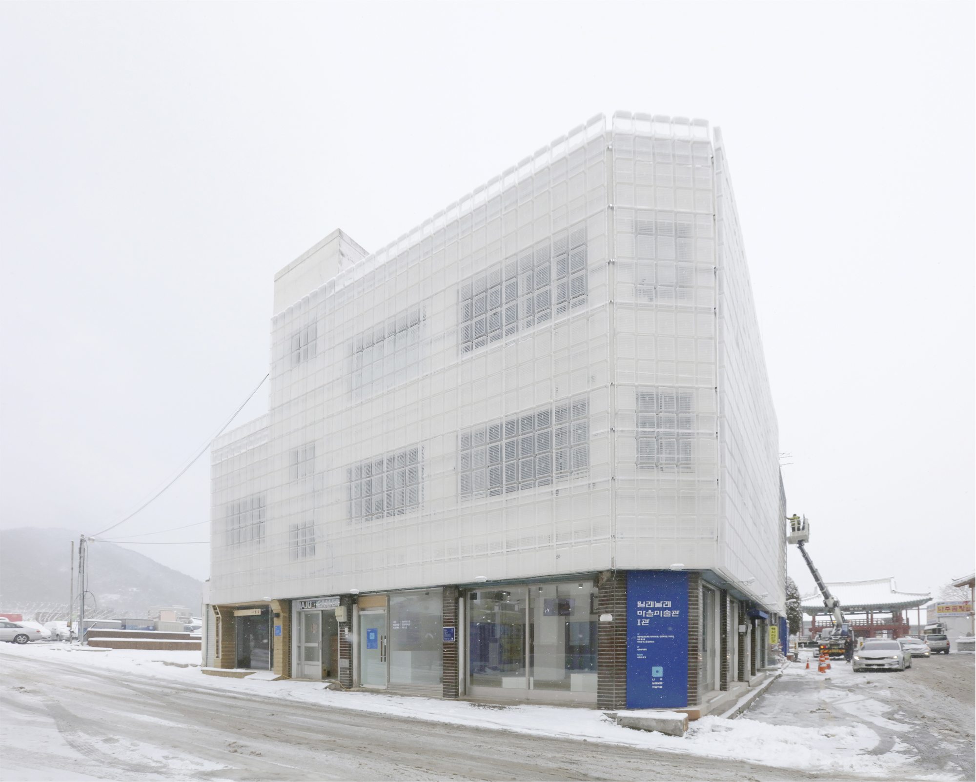 Gallery of 1,500 Semi-Transparent Plastic Baskets Form a Lightweight ...