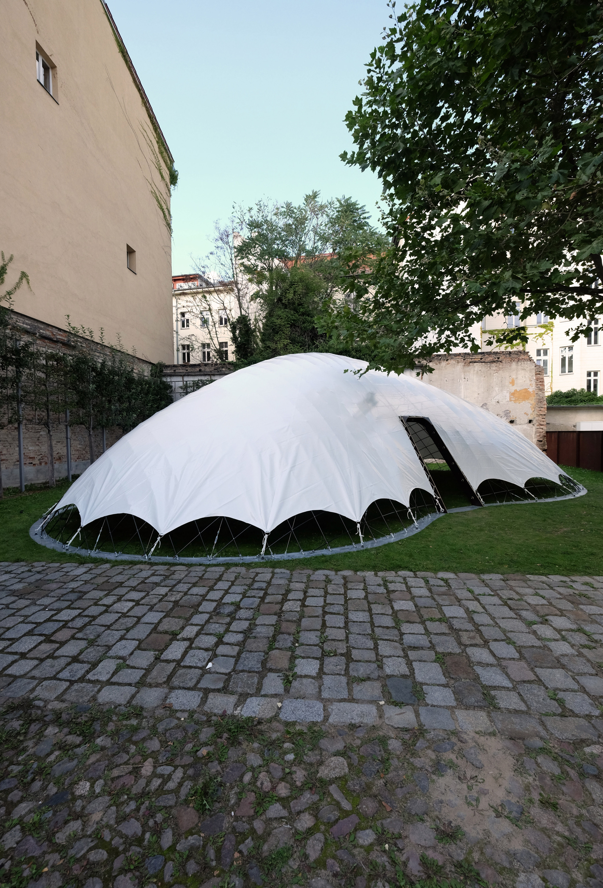 Galería de Pabellón inflable y fácil de construir proporciona refugios ...