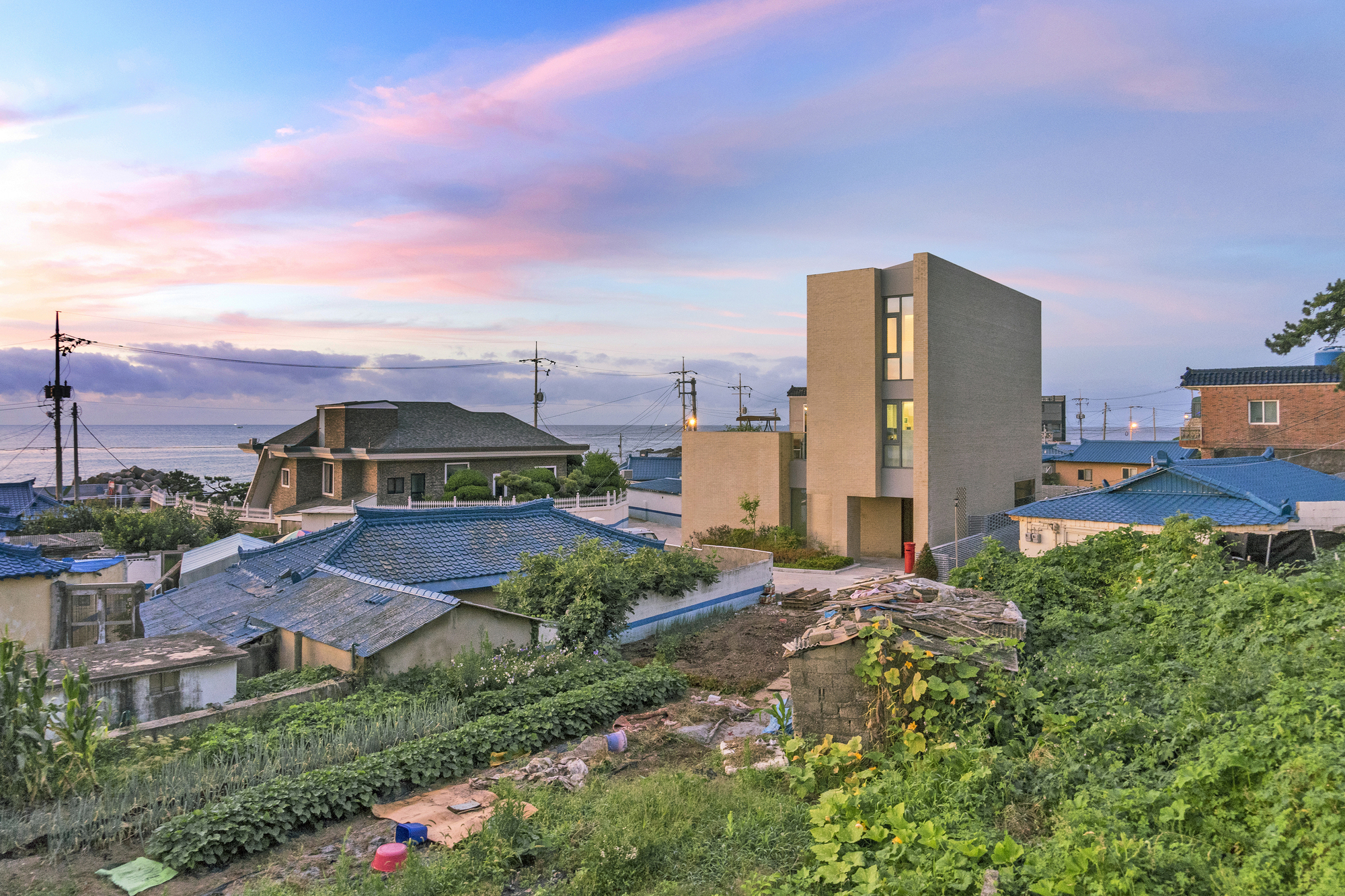 Gallery of Seaside Wall House / KHY architects - 1