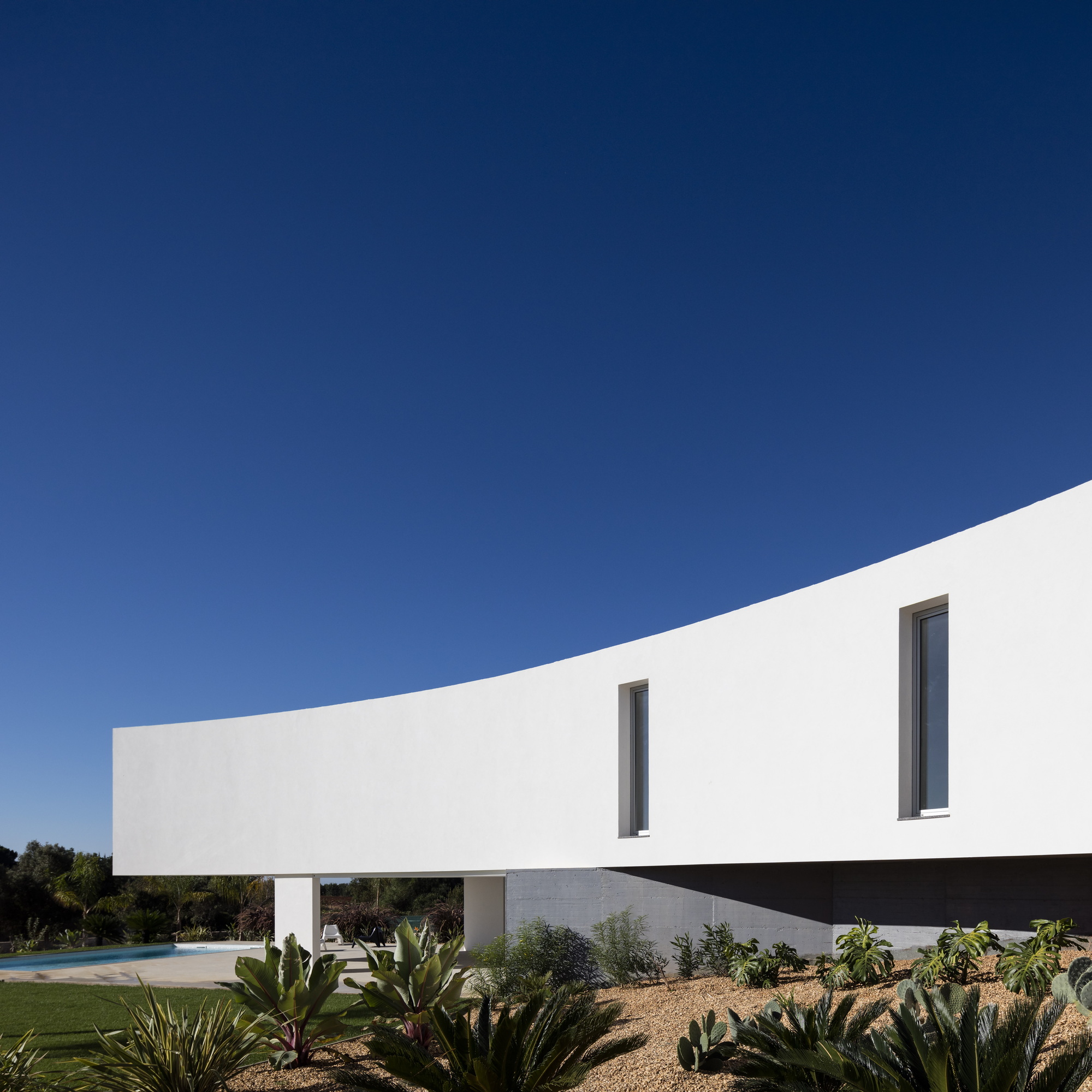 Gallery of House in Alcalar / Vitor Vilhena Architects - 36