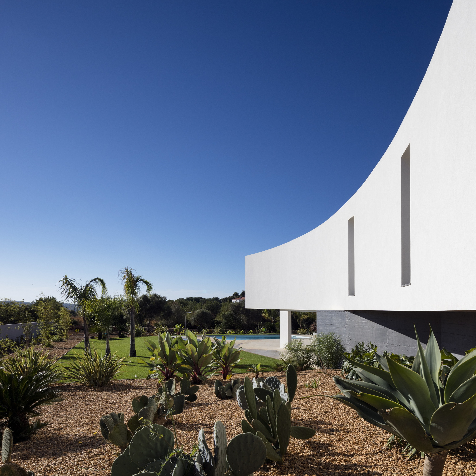 Gallery of House in Alcalar / Vitor Vilhena Architects - 34