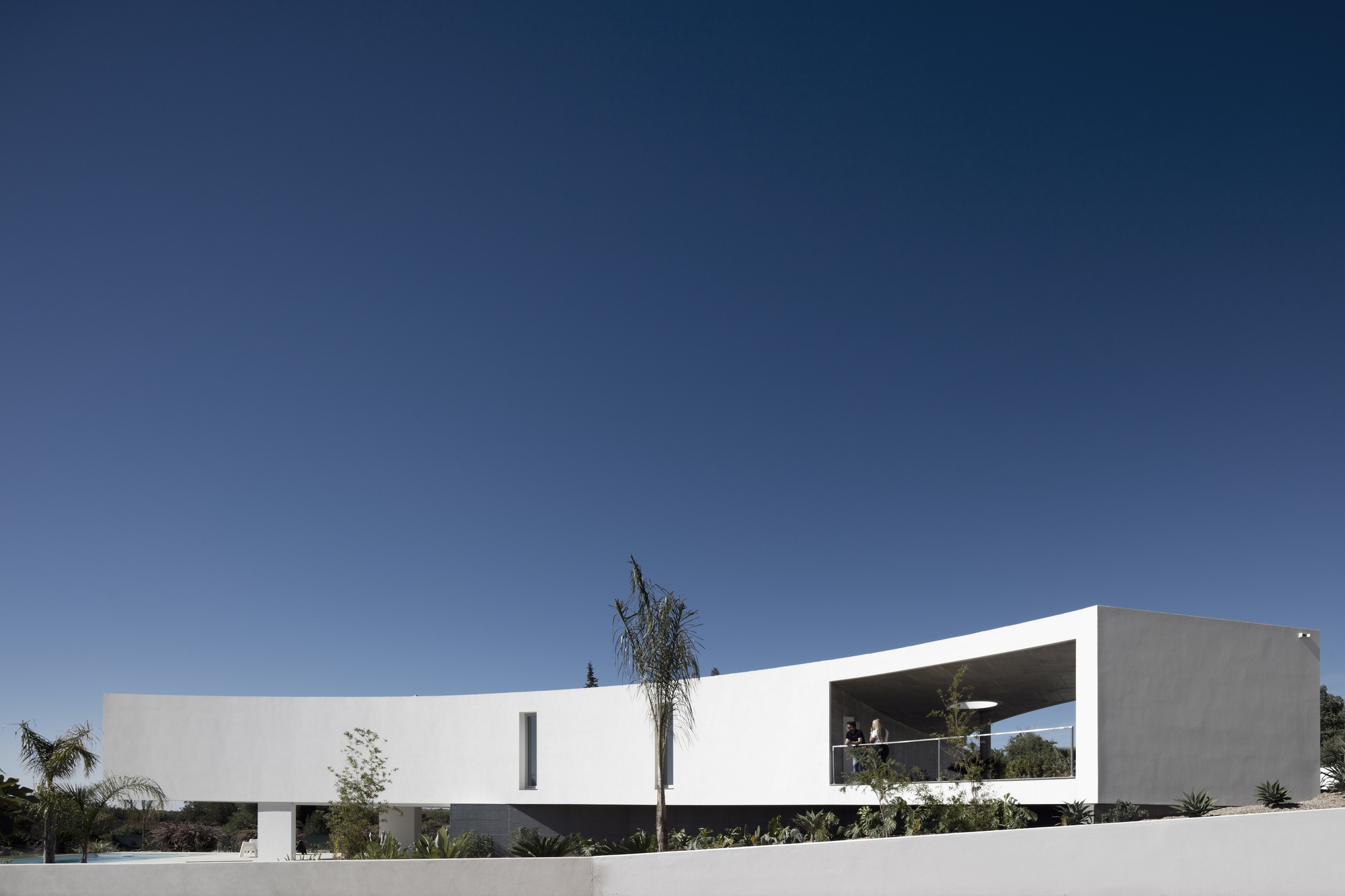 Gallery of House in Alcalar / Vitor Vilhena Architects - 20