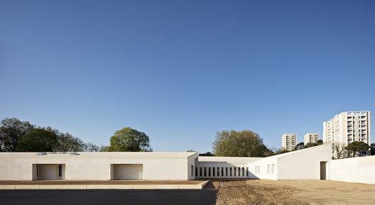 Juvenile Detention Educational Facility / Combas Architectes | ArchDaily