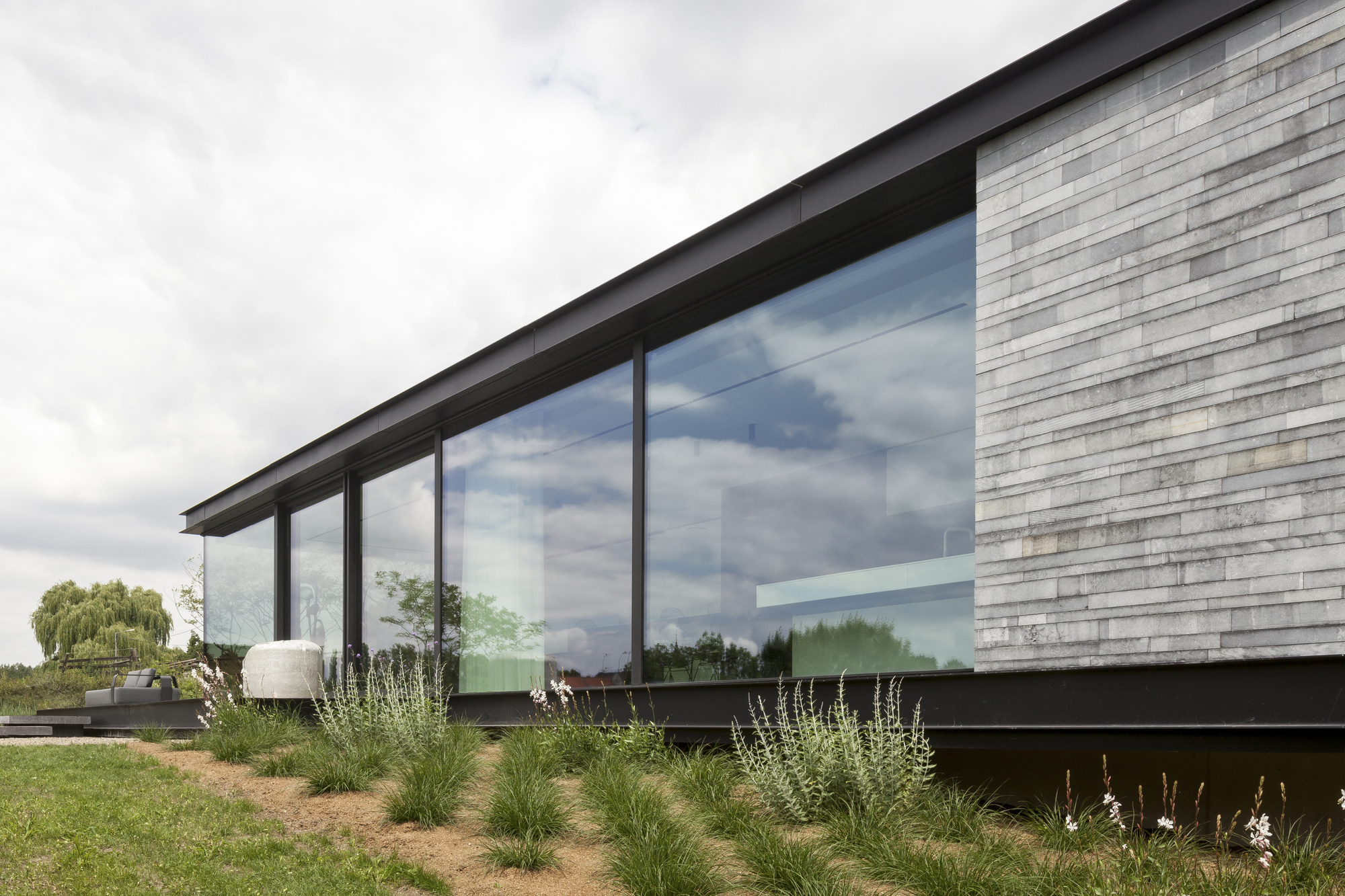 Gallery of H-Shaped House with Office / sam architects - 15