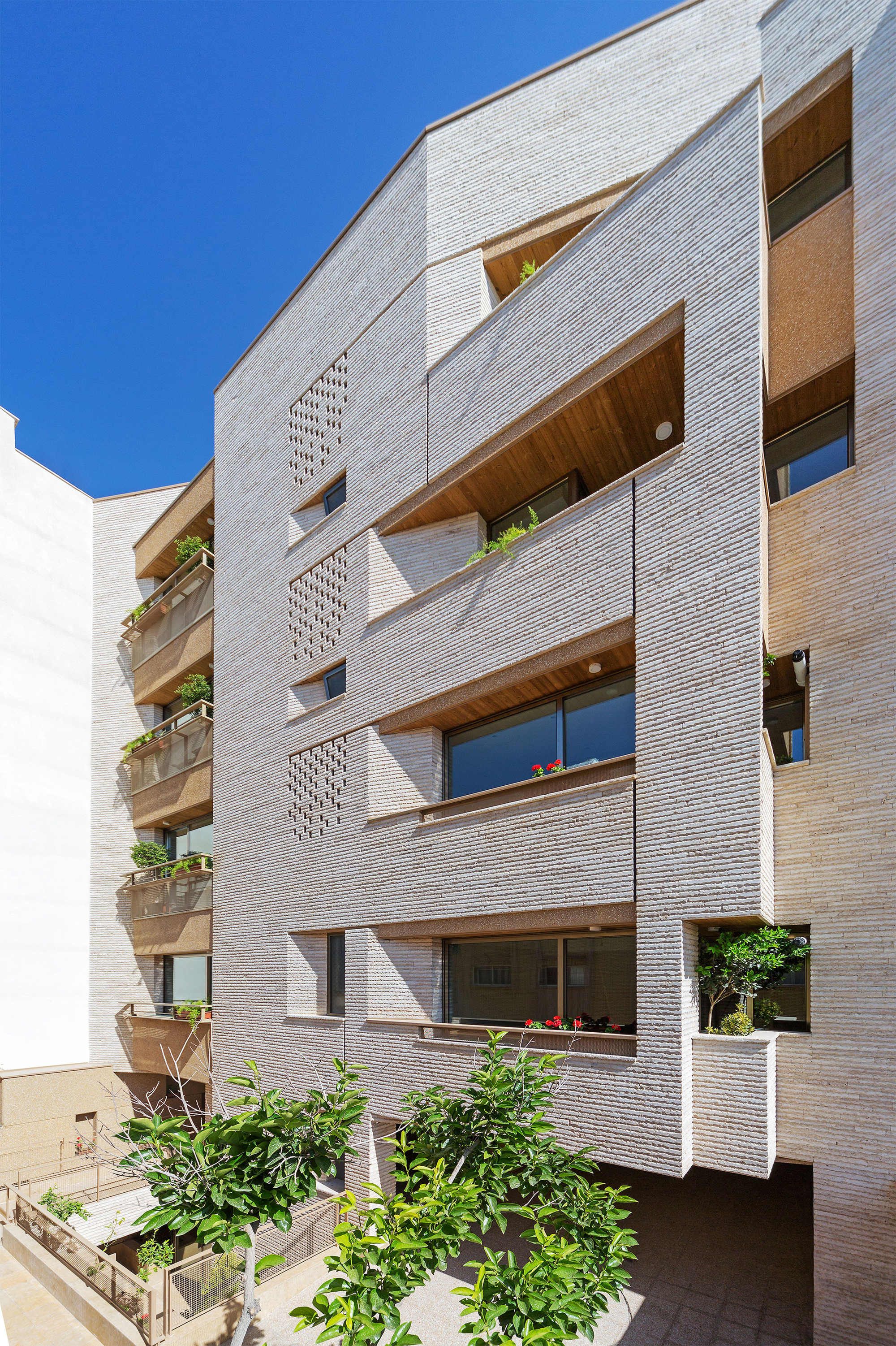 Galería de Edificio residencial Malek / Piramun Architectural Office - 8