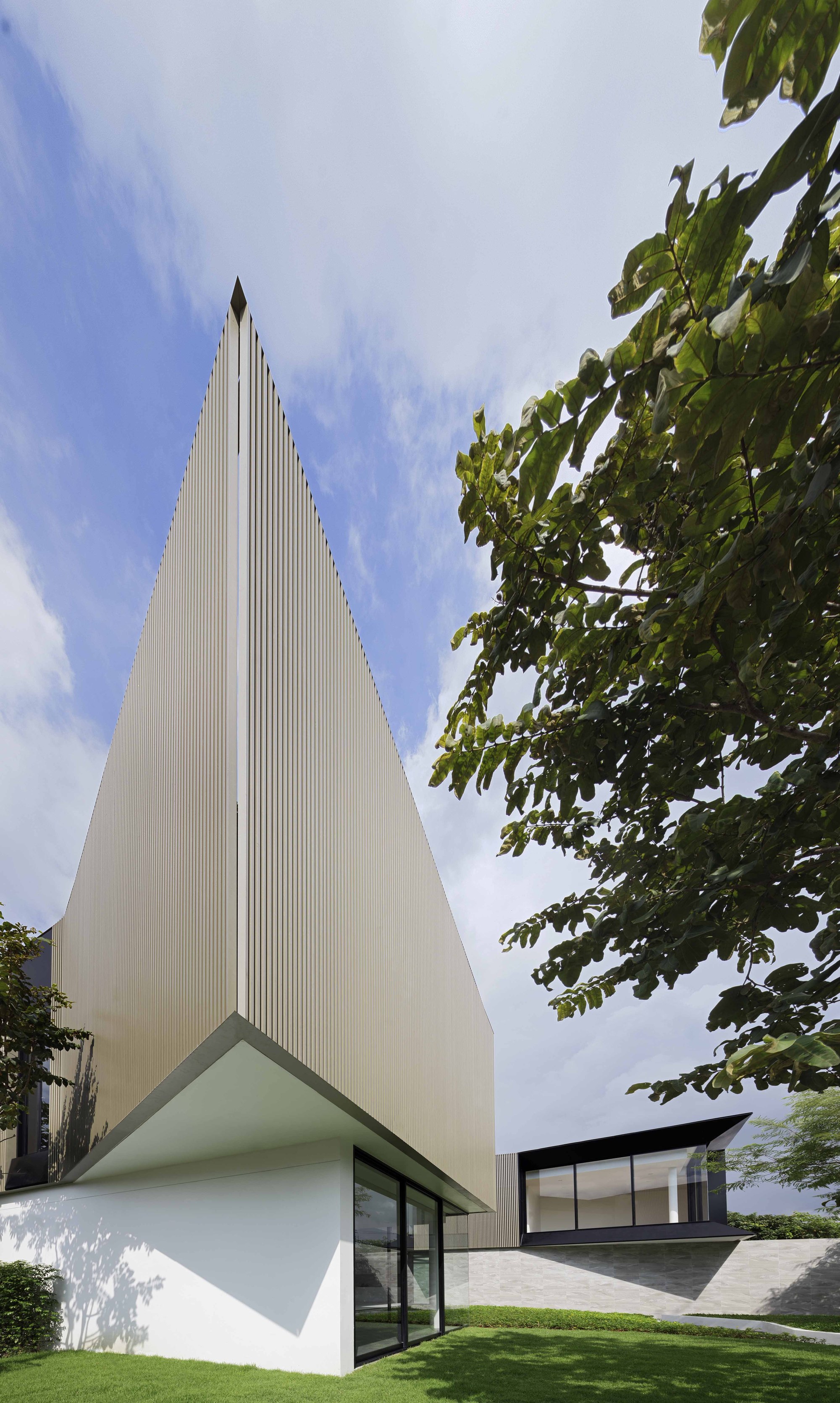 Gallery of Aluminium House / Ayutt and Associates Design - 7