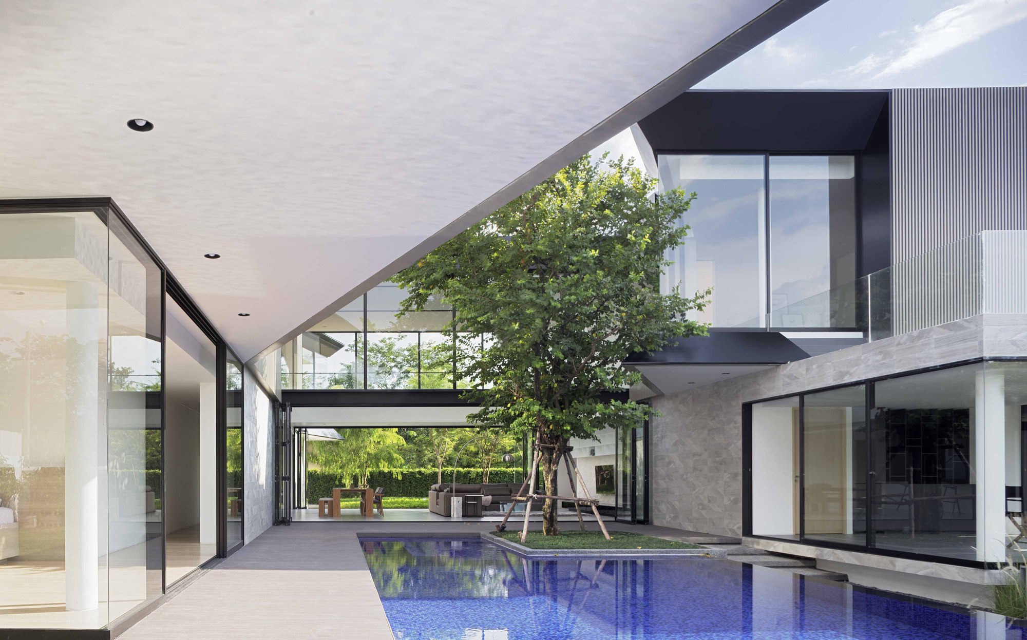 Gallery of Aluminium House / Ayutt and Associates Design - 4