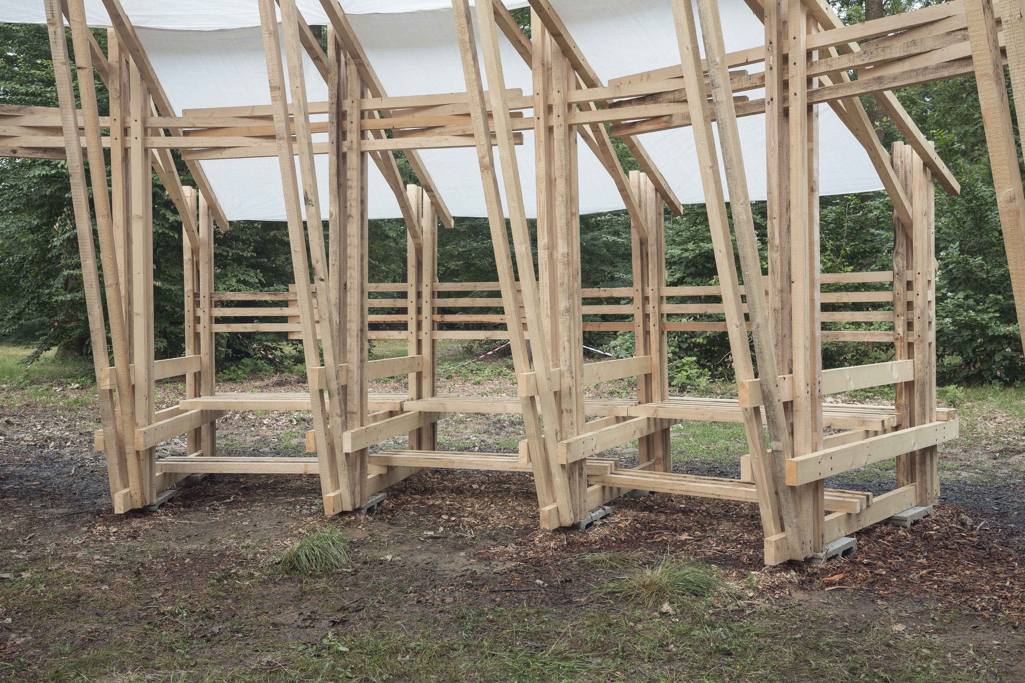 Galería de Este anfiteatro de madera funciona como escenario y bar en ...