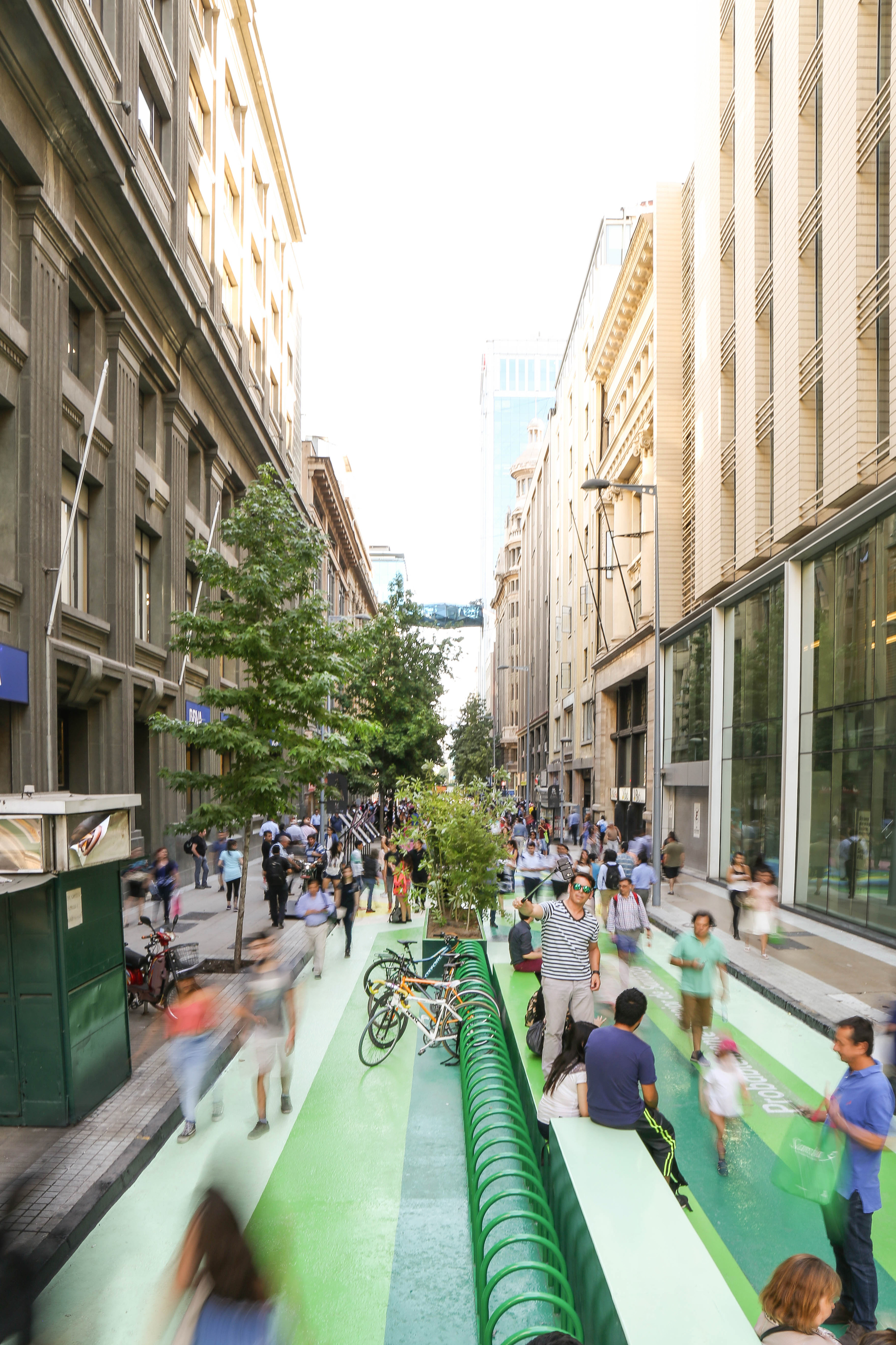 Galería de Colorida intervención busca transformar en paseo peatonal ...