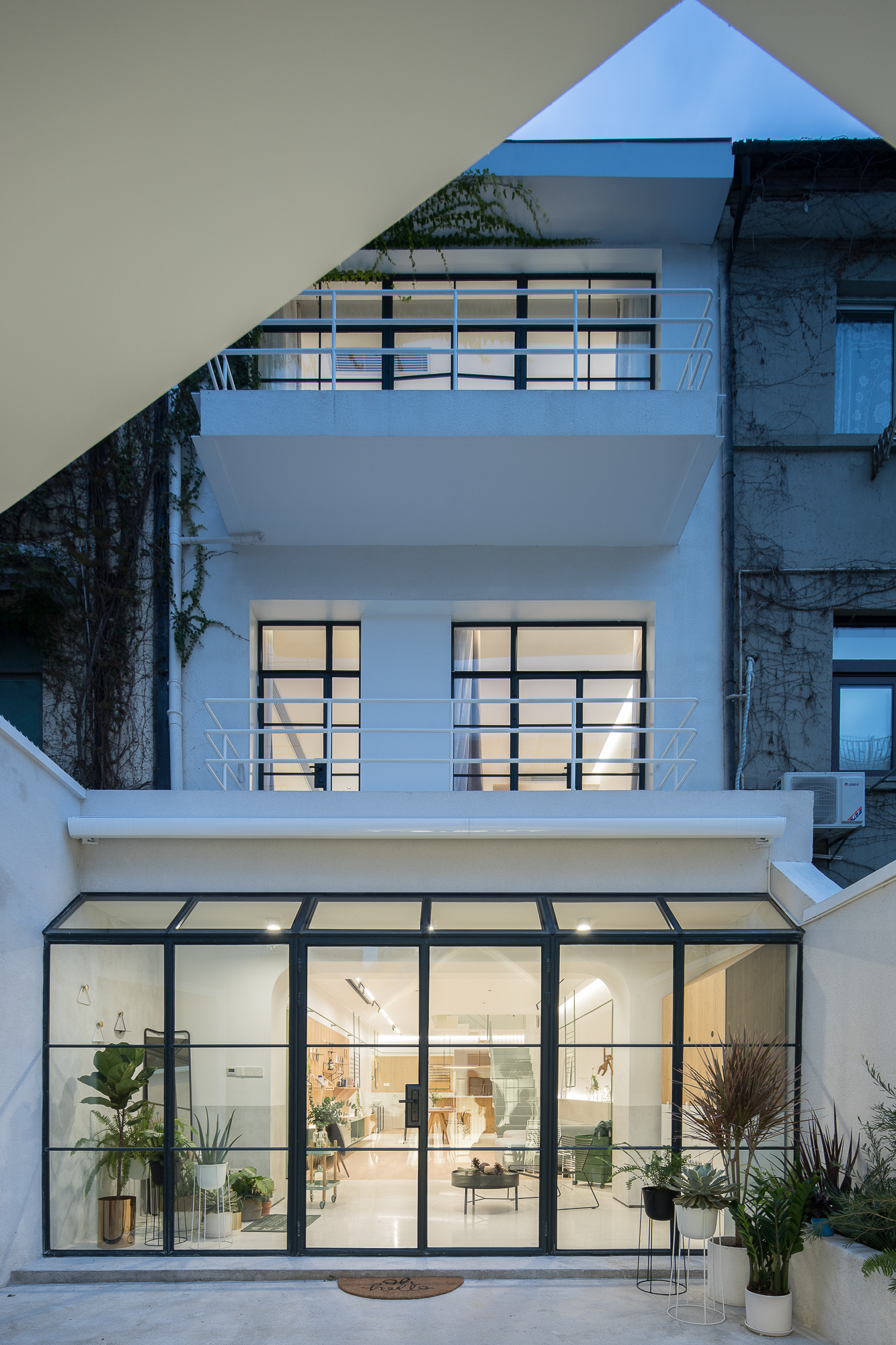 Gallery of A White House, A Growing Home / Kai Liu - 6