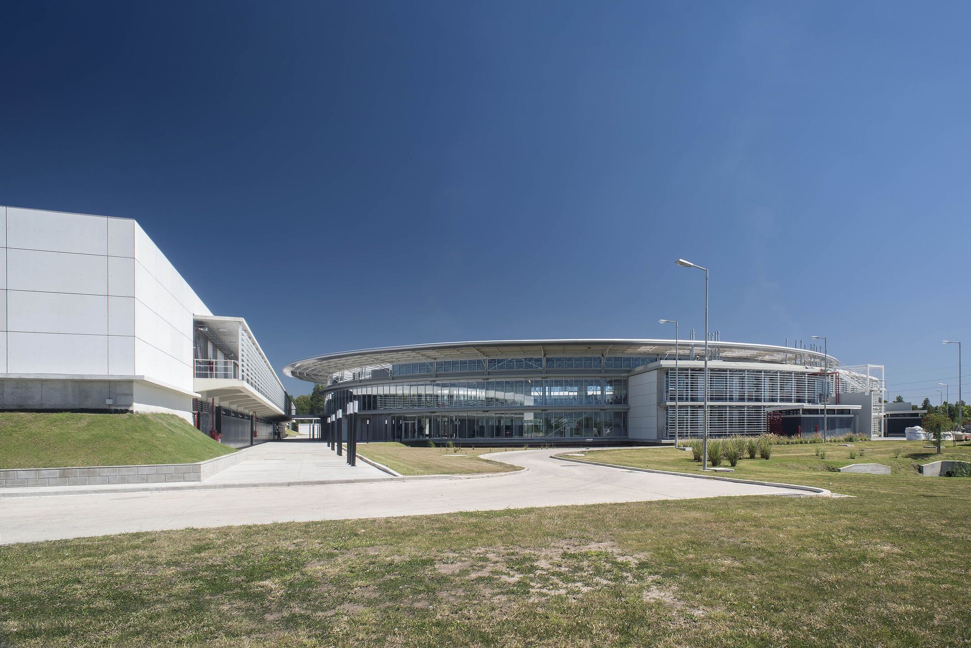 Gallery of Y-TEC Technologic Center / Antonini Schön Zemborain ...