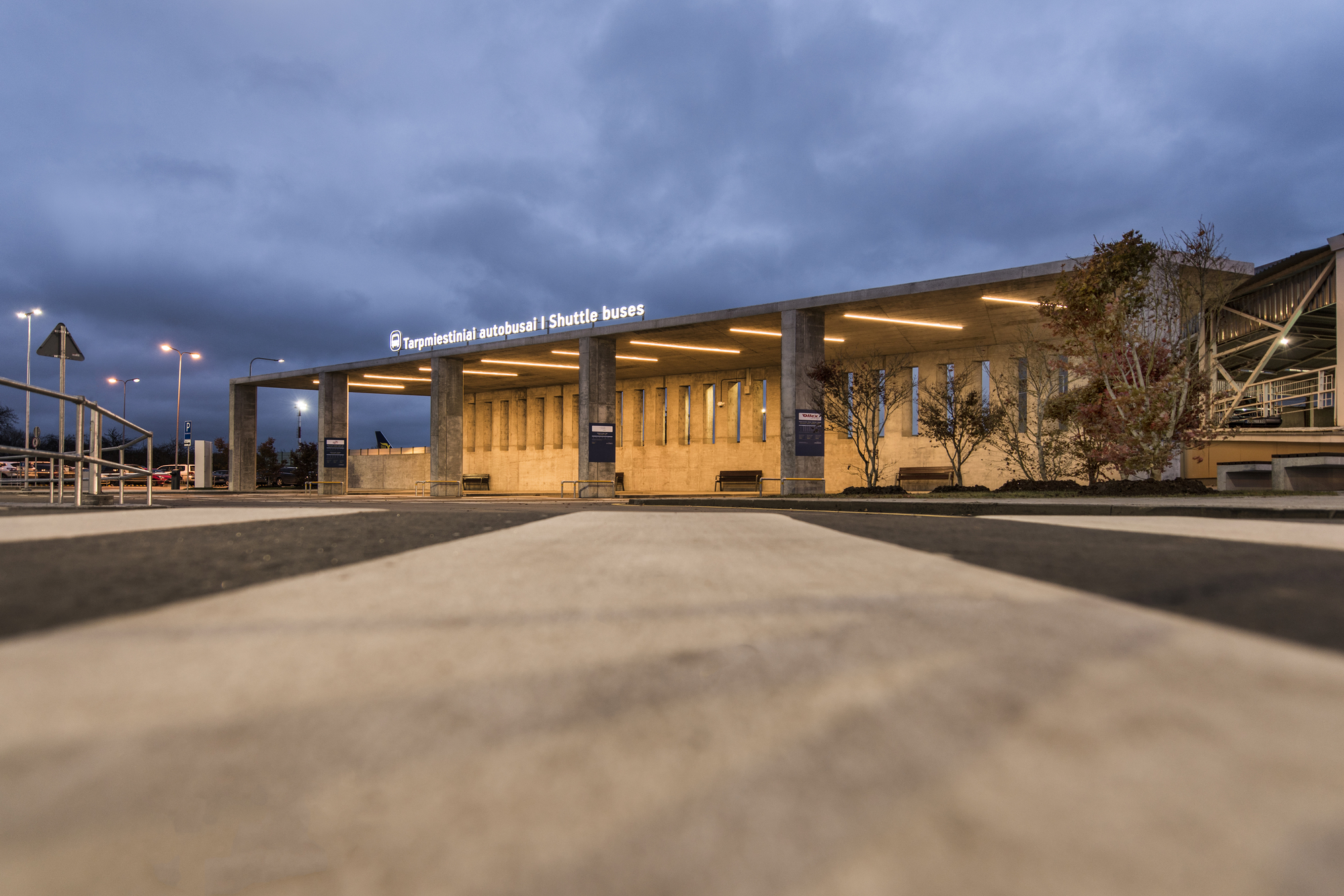 画廊 维尔纽斯国际机场的公交站 / Vilniaus architektūros studija - 17