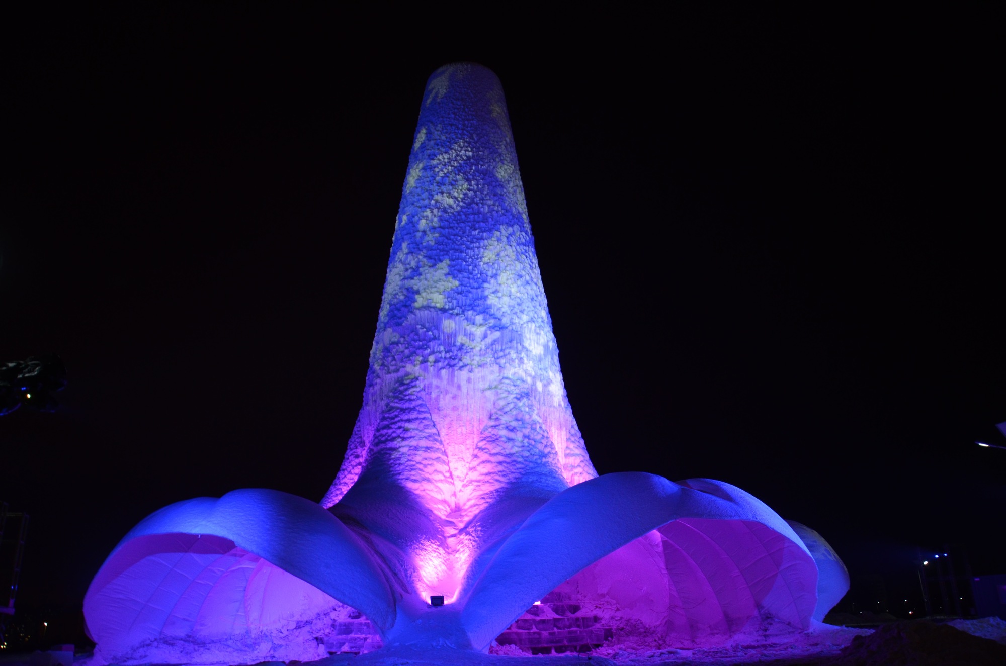 Galeria de Maior torre de gelo do mundo é inaugurada em Harbin, China - 20