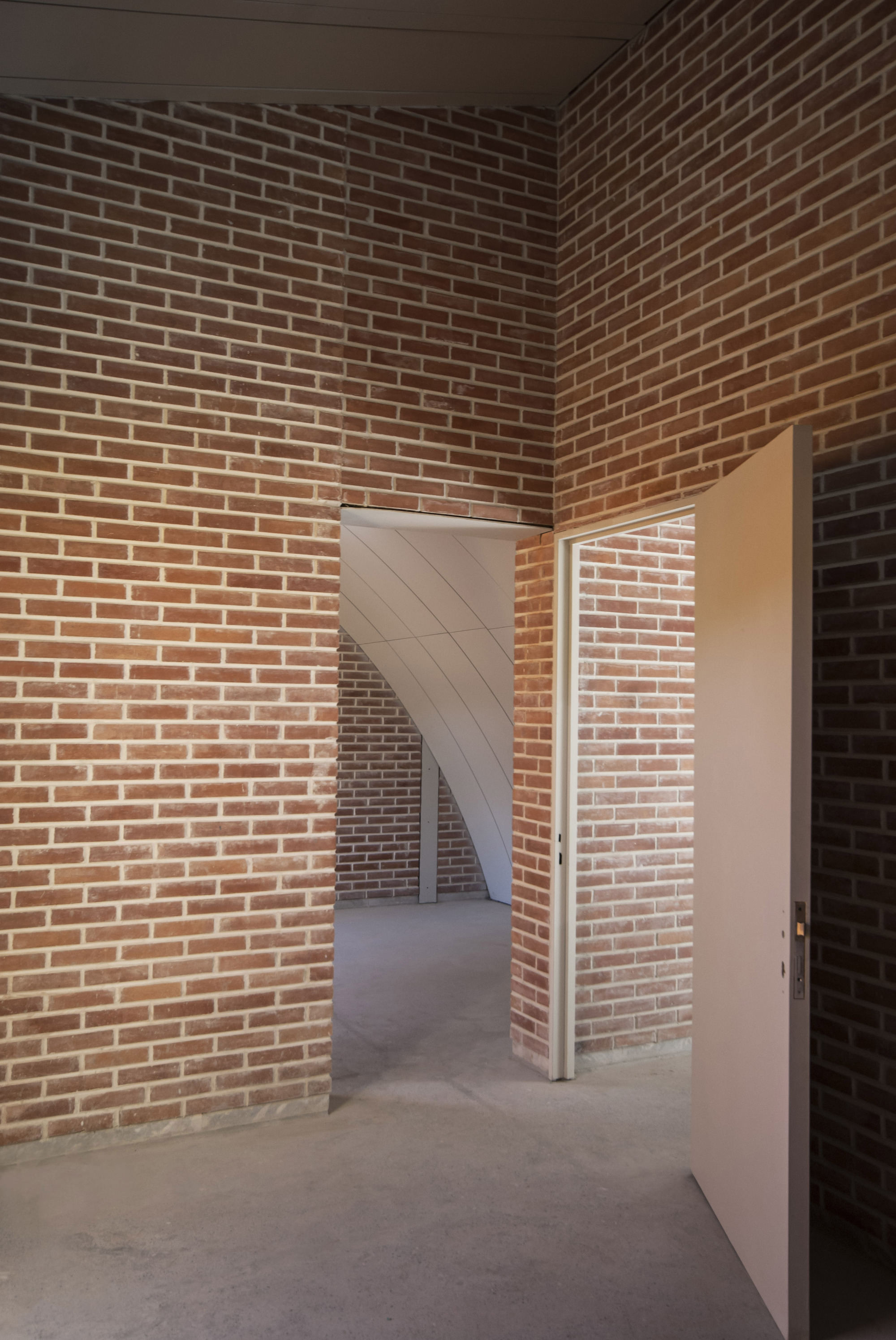 Galeria de Moradia para Meninas Órfãs / ZAV Architects - 24