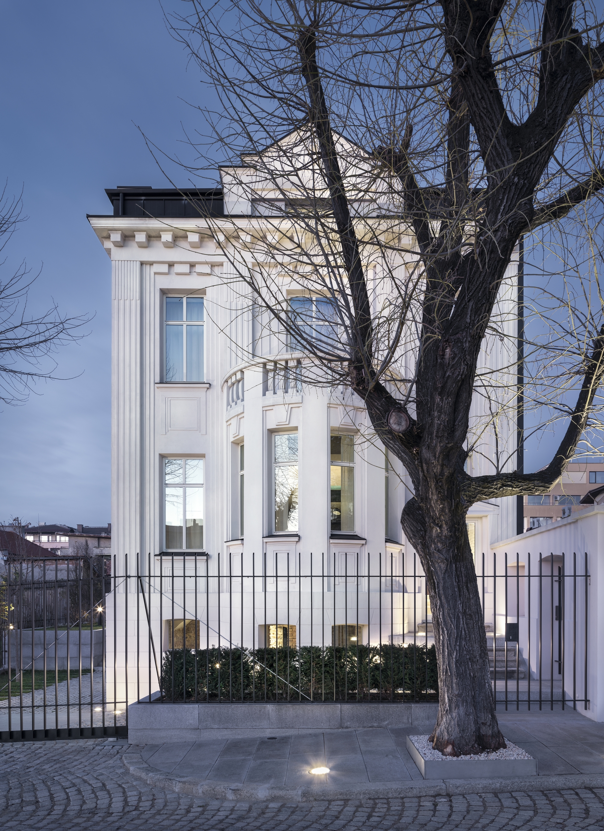 Gallery of White Concrete Old House / I/O architects - 24