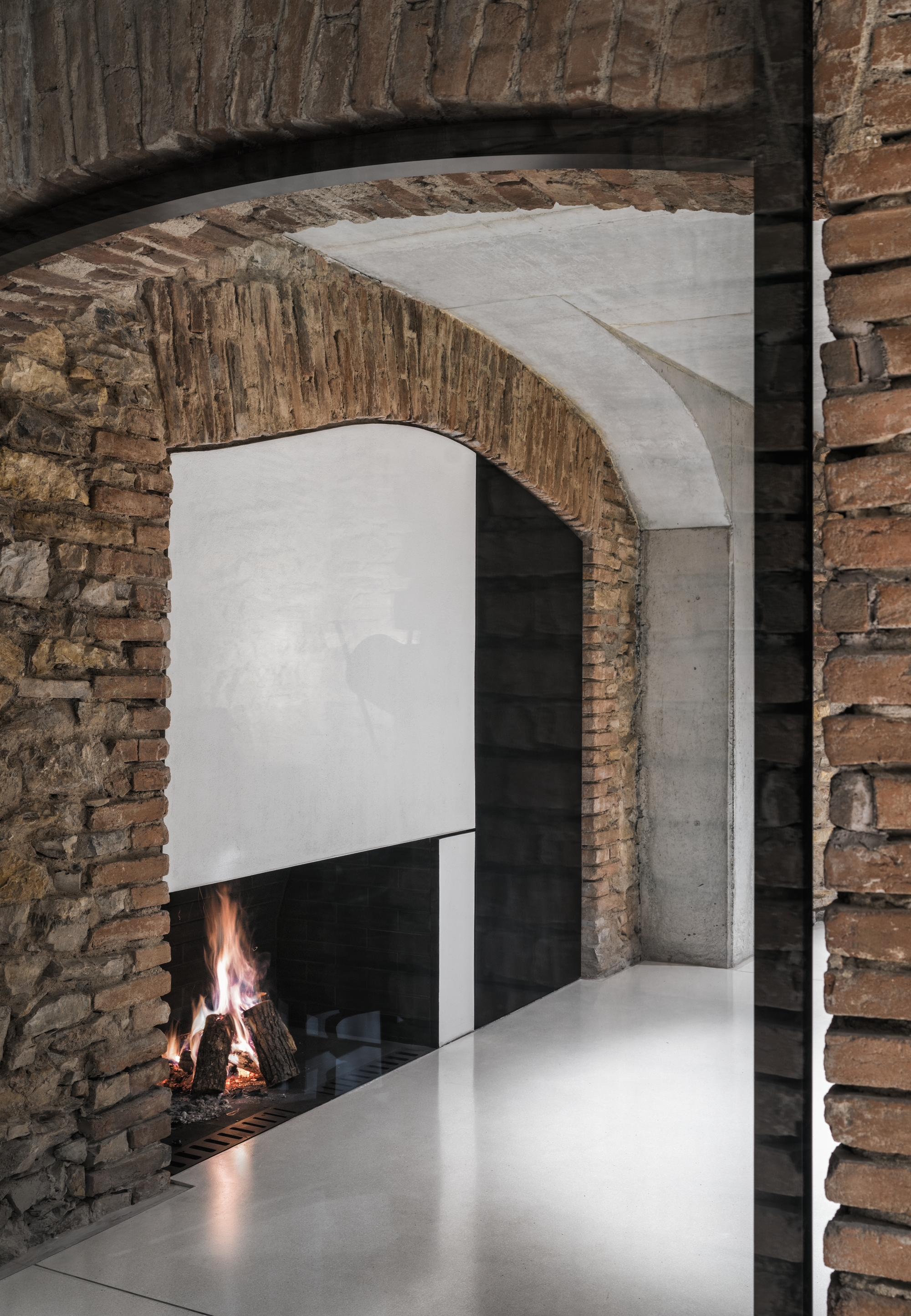 Gallery of White Concrete Old House / I/O architects - 14