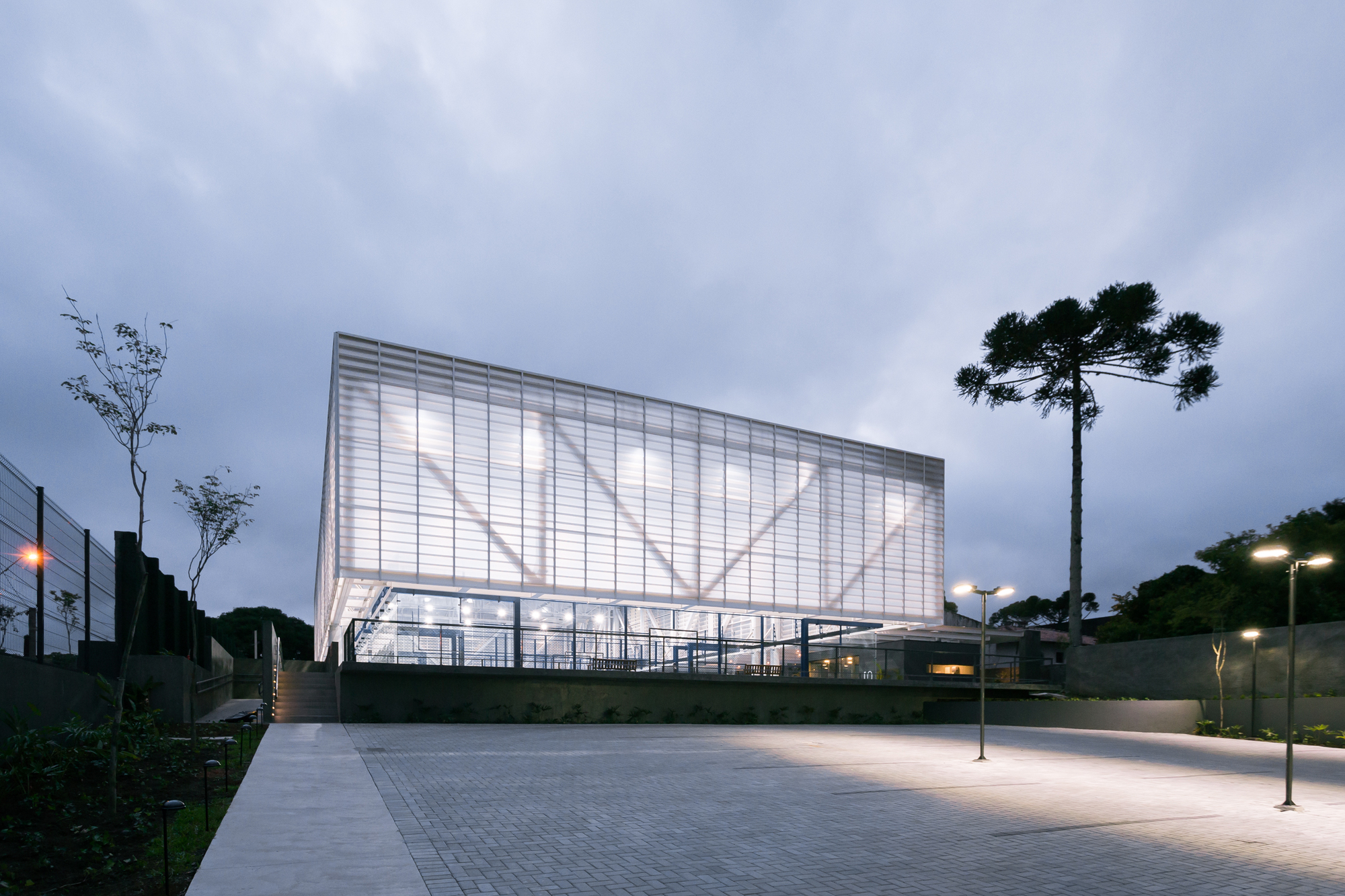 New Padel Pavilion / Saboia+Ruiz Arquitetos | ArchDaily