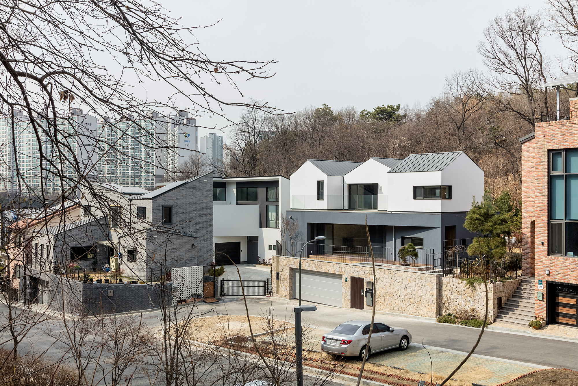 Gallery of Three-Roof House / PLAIN WORKS - 10