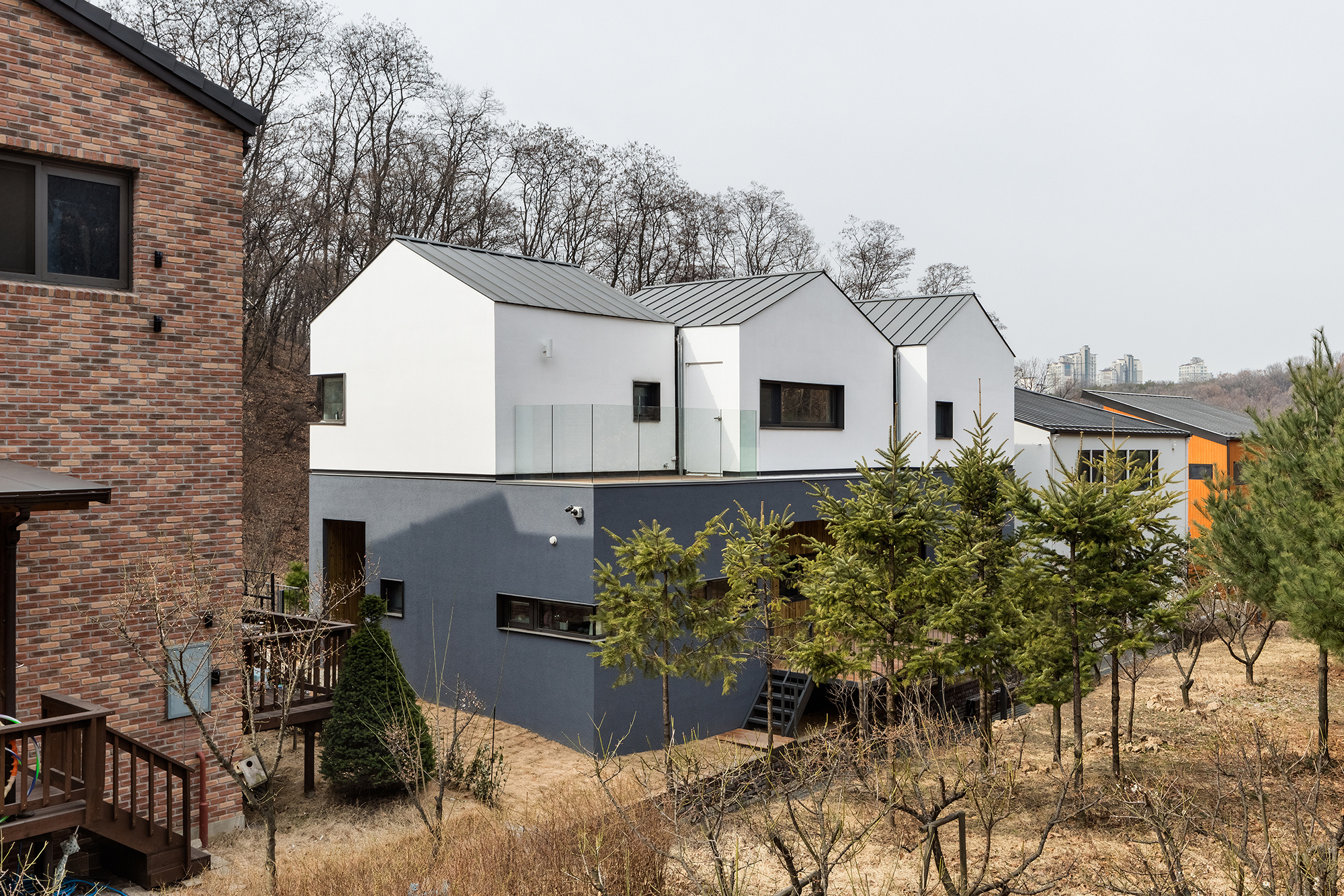 Gallery of Three-Roof House / PLAIN WORKS - 7