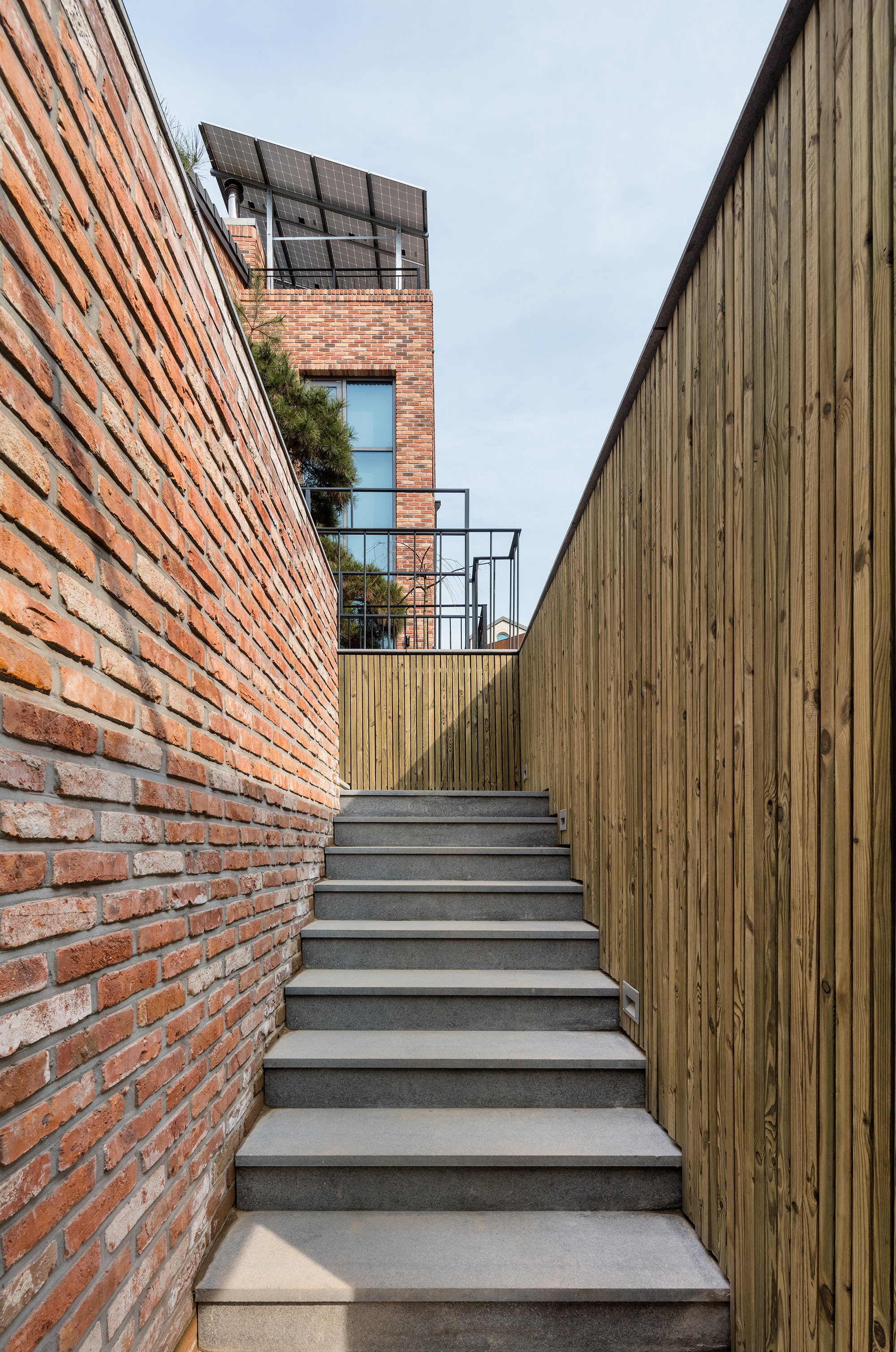 Gallery of Three-Roof House / PLAIN WORKS - 2
