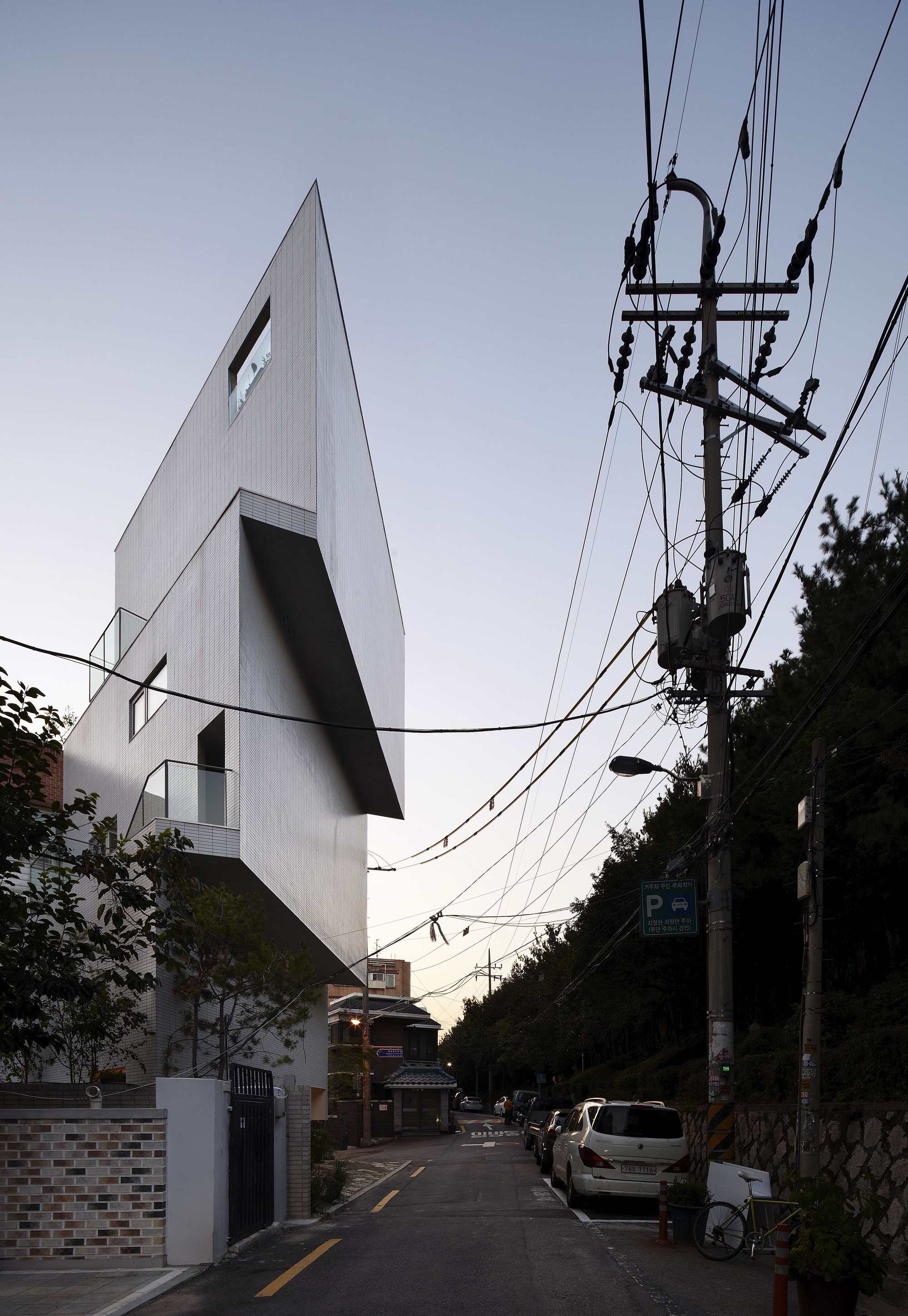 Gallery of Around Magazine Office Building / FHHH friends - 6