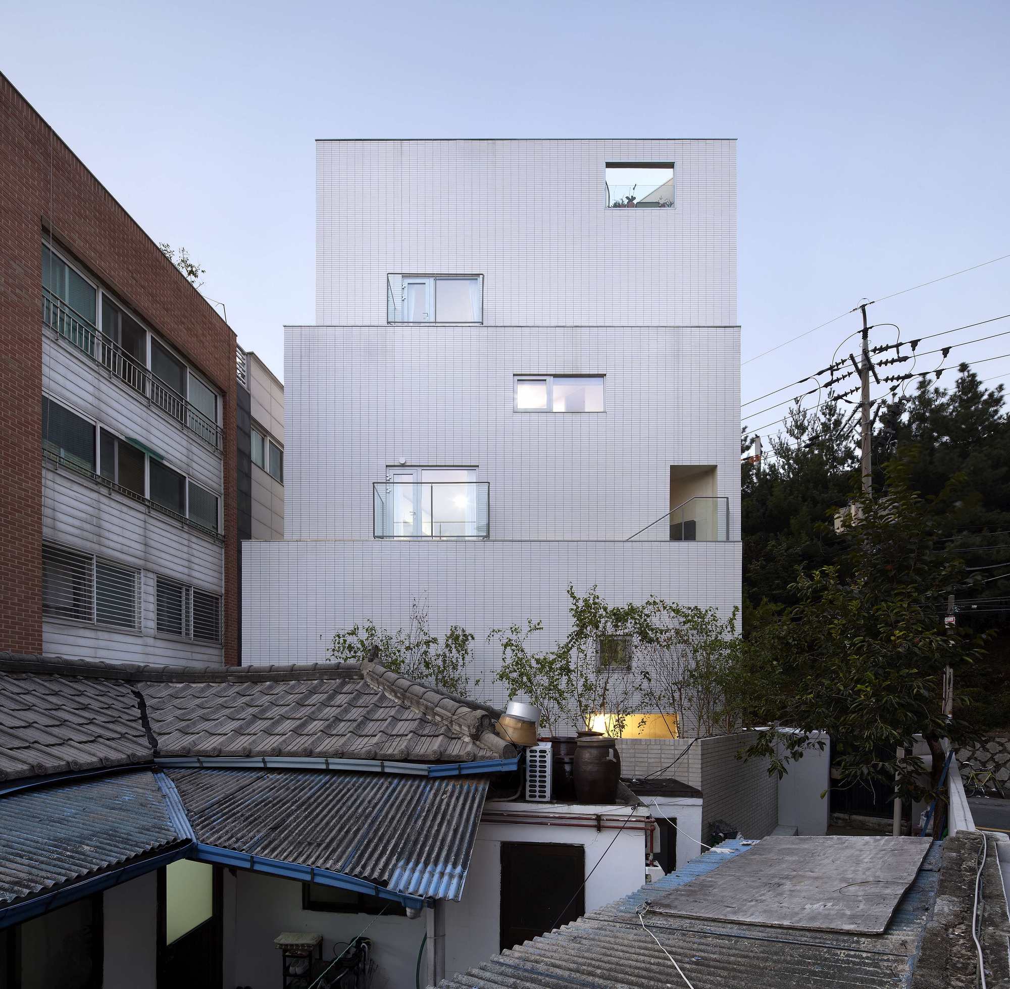 Gallery of Around Magazine Office Building / FHHH friends - 12