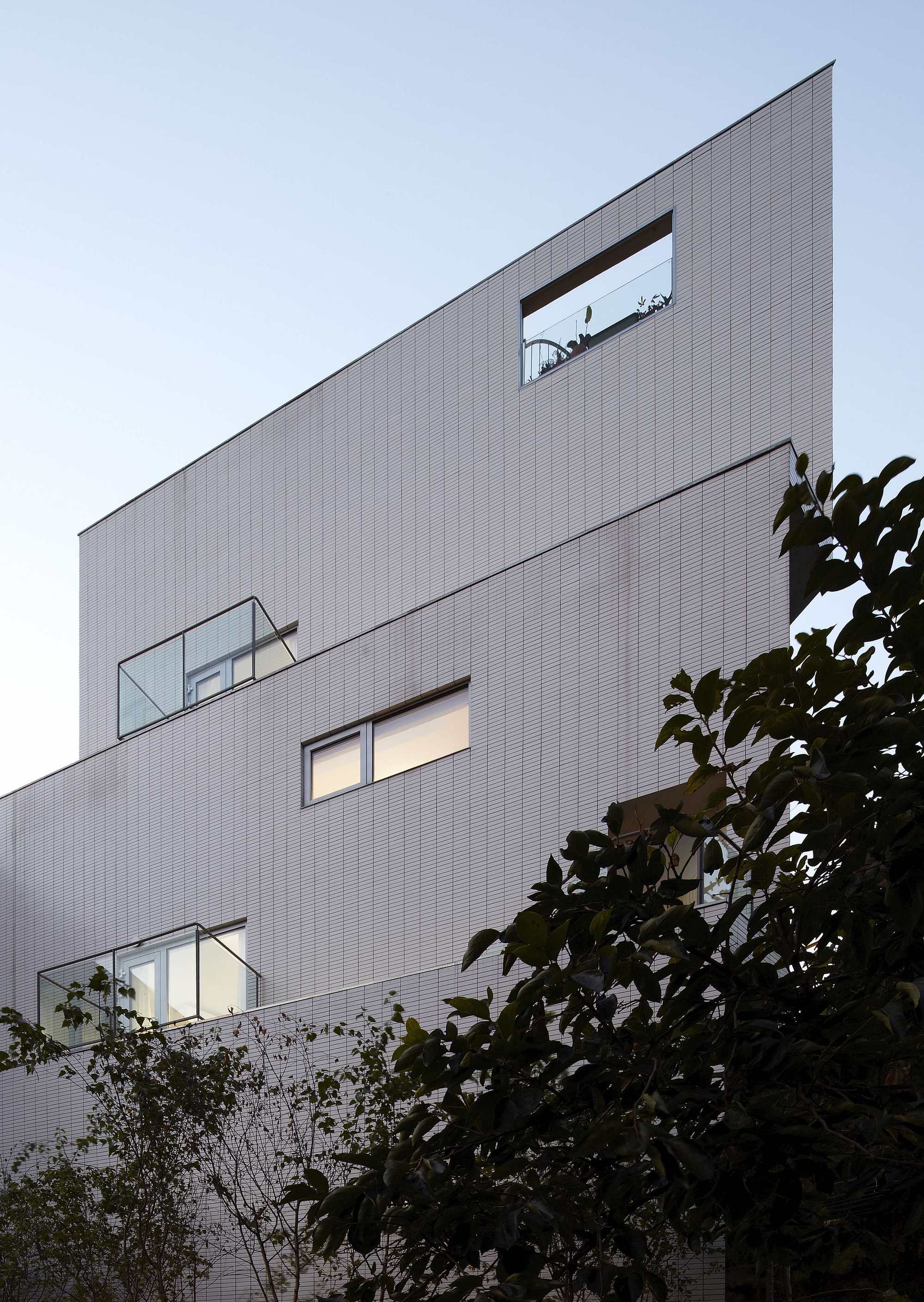 Galeria de Edifício de Escritórios da Around Magazine / FHHH friends - 14