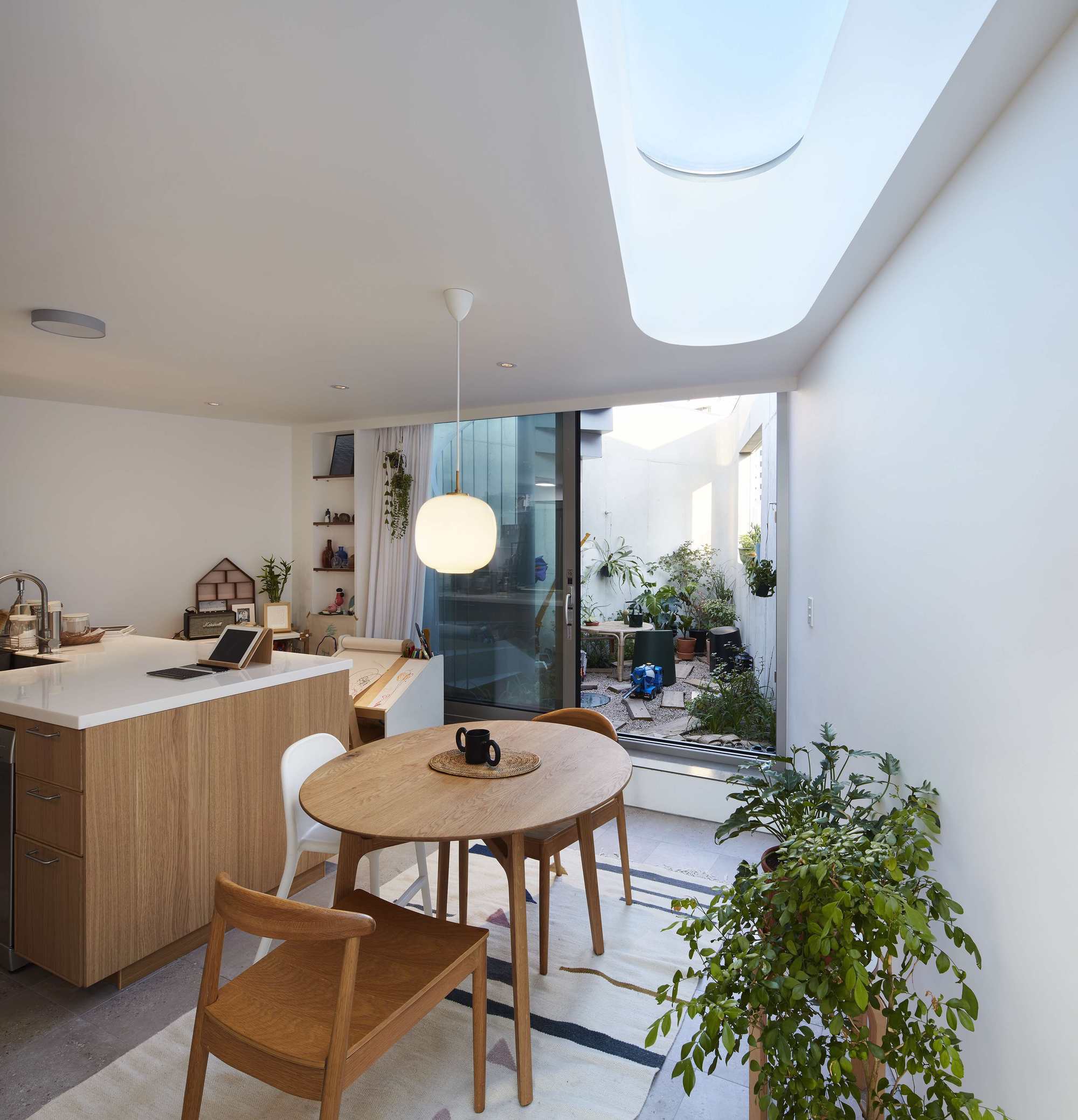 Gallery of Around Magazine Office Building / FHHH friends - 16