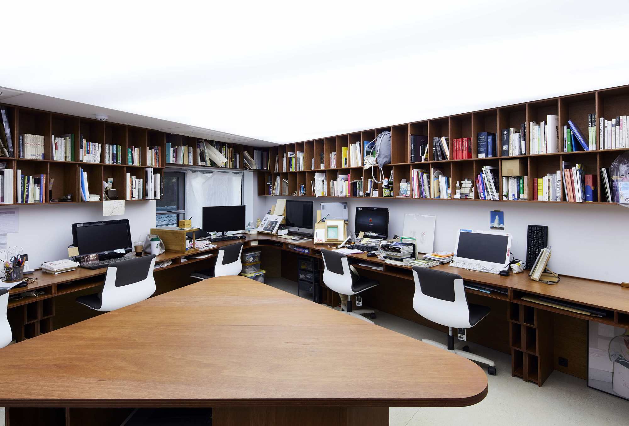 Gallery of Around Magazine Office Building / FHHH friends - 23