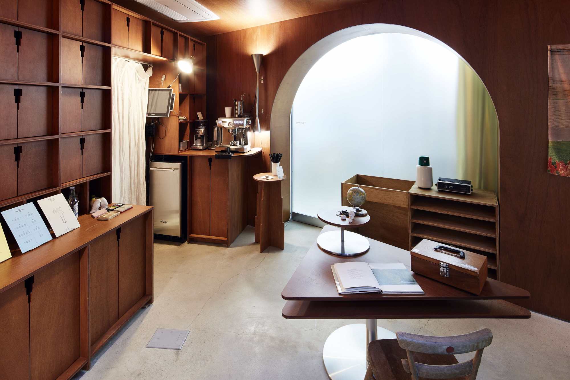 Gallery of Around Magazine Office Building / FHHH friends - 19