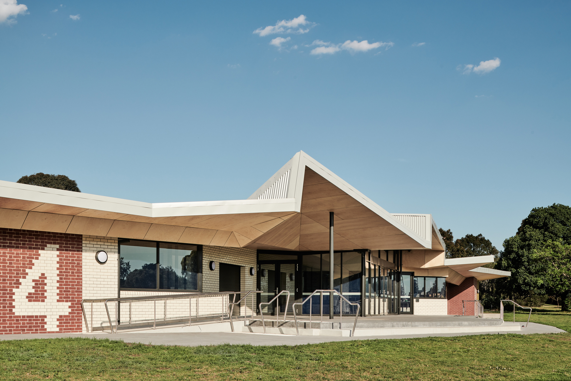 Dendy Park Sporting Pavilion / CohenLeigh Architects | ArchDaily