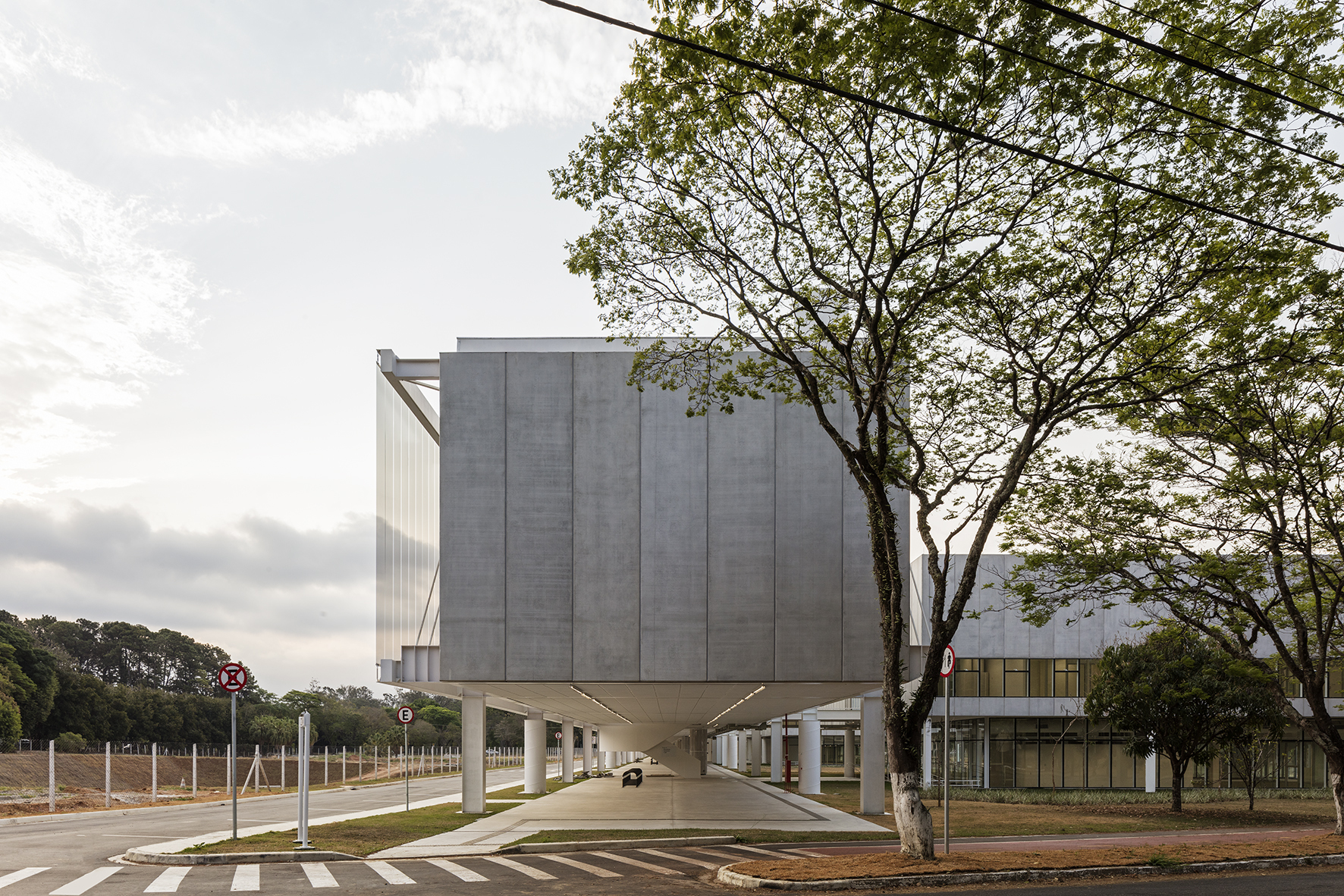 Gallery of Fundamental Sciences Division Building / METRO Arquitetos ...