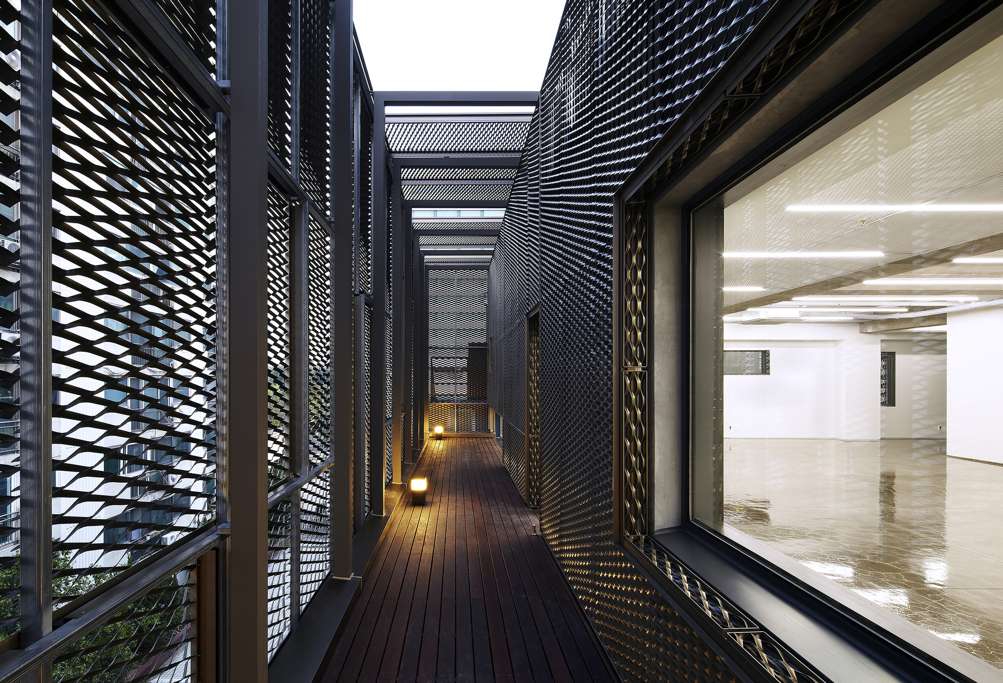 Gallery of 925 Building / JHW IROJE architects&planners - 13